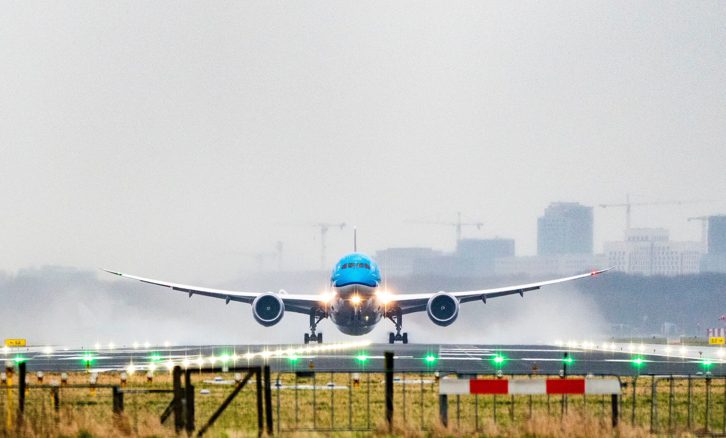 Nederland mag Schiphol niet laten krimpen zonder Europese toestemming, stelt adviseur Hoge Raad ...