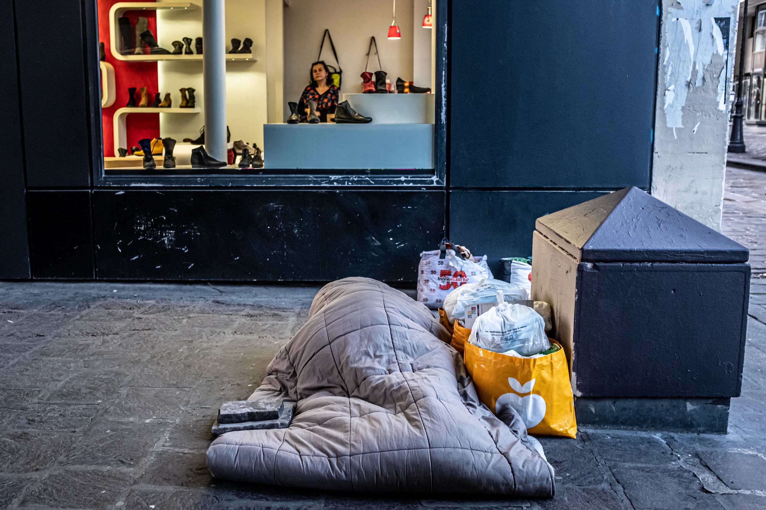 Daklozen tellen in Parijs: ‘Waar slaapt u vannacht?’ | de Volkskrant