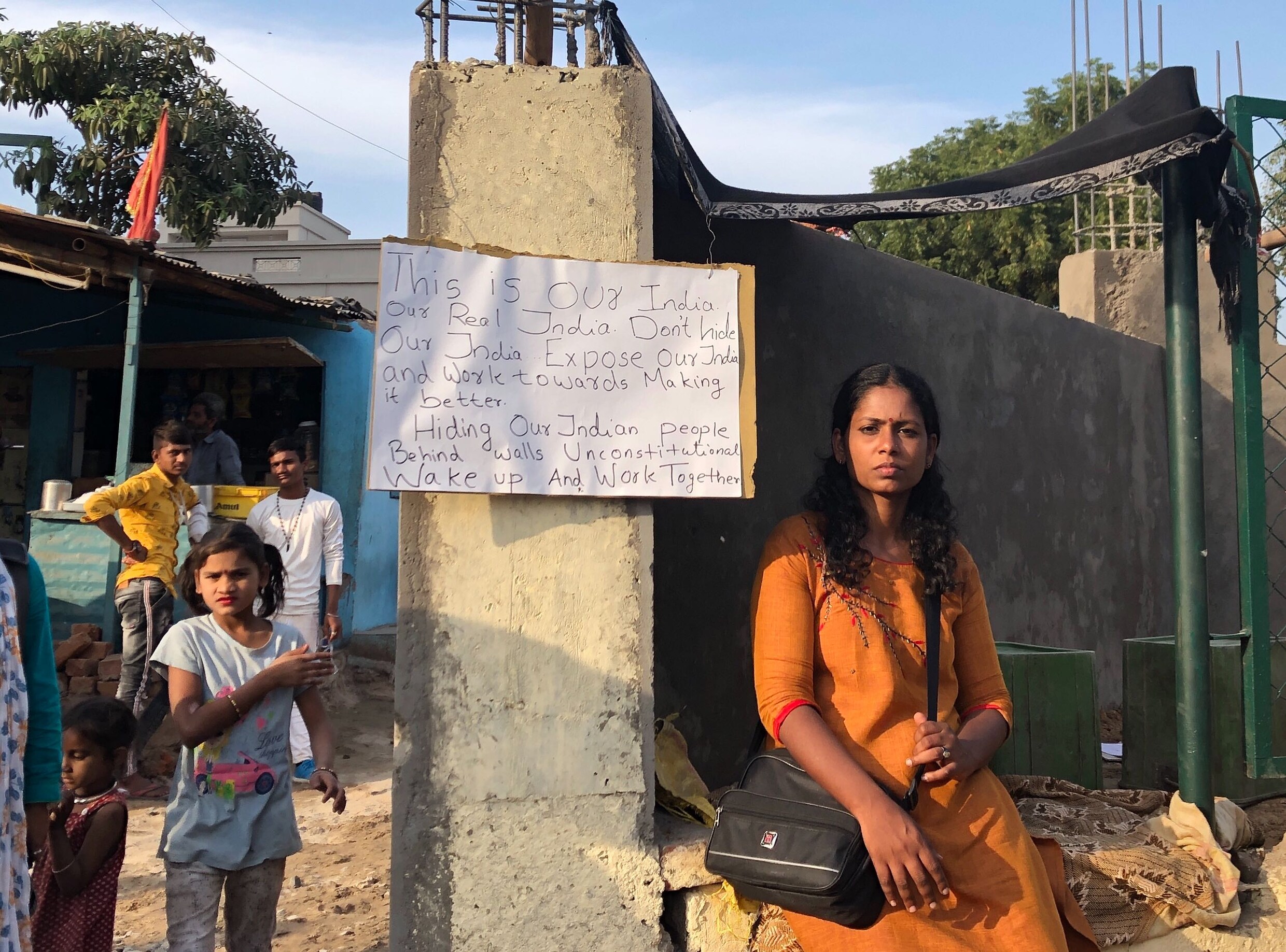 Voor een autorit van Trump, werd een muur gebouwd om een Indiase ...