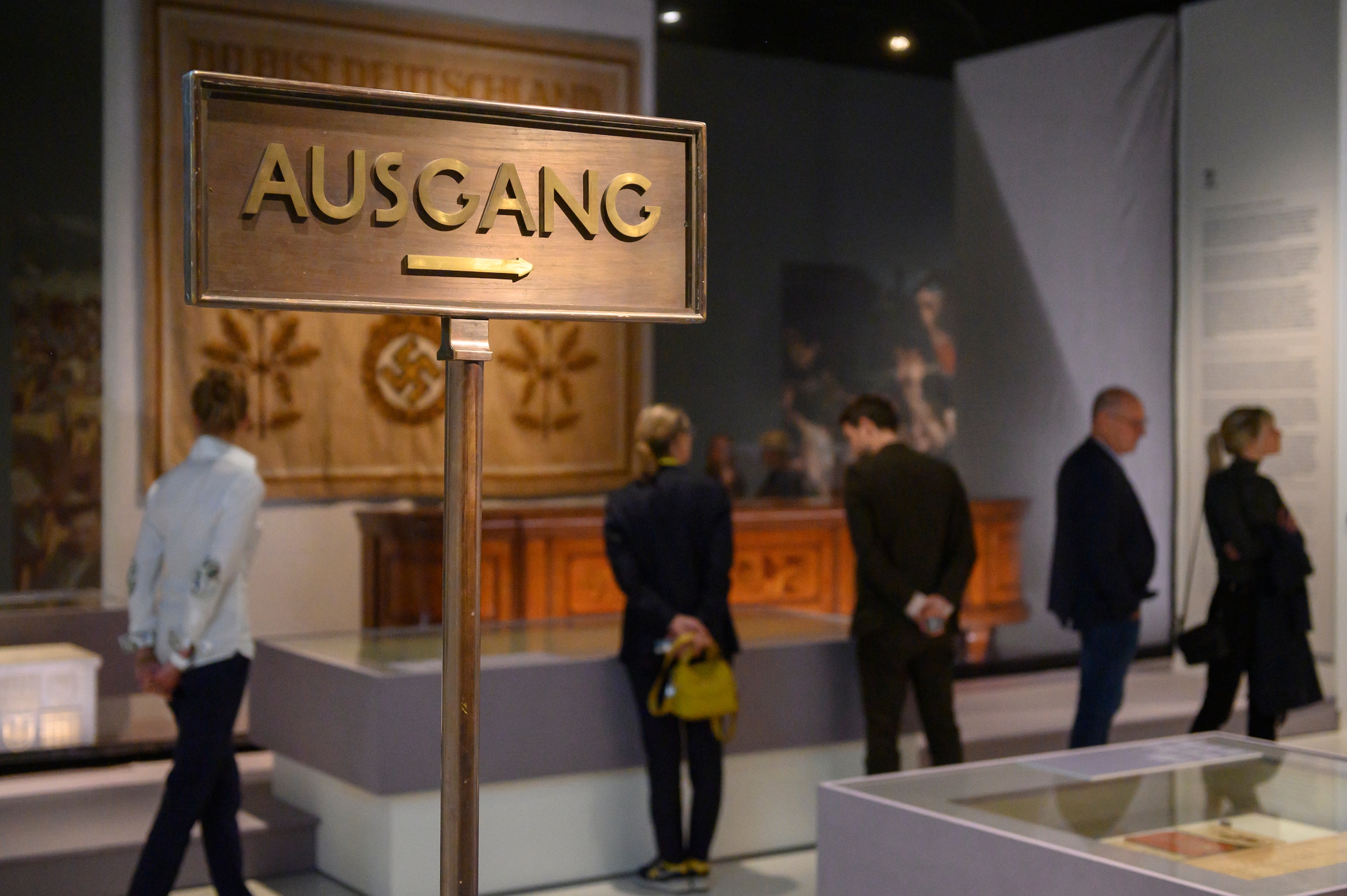 Niemand neemt succesvolle nazi-expositie over, dus gaat SS-design de ...