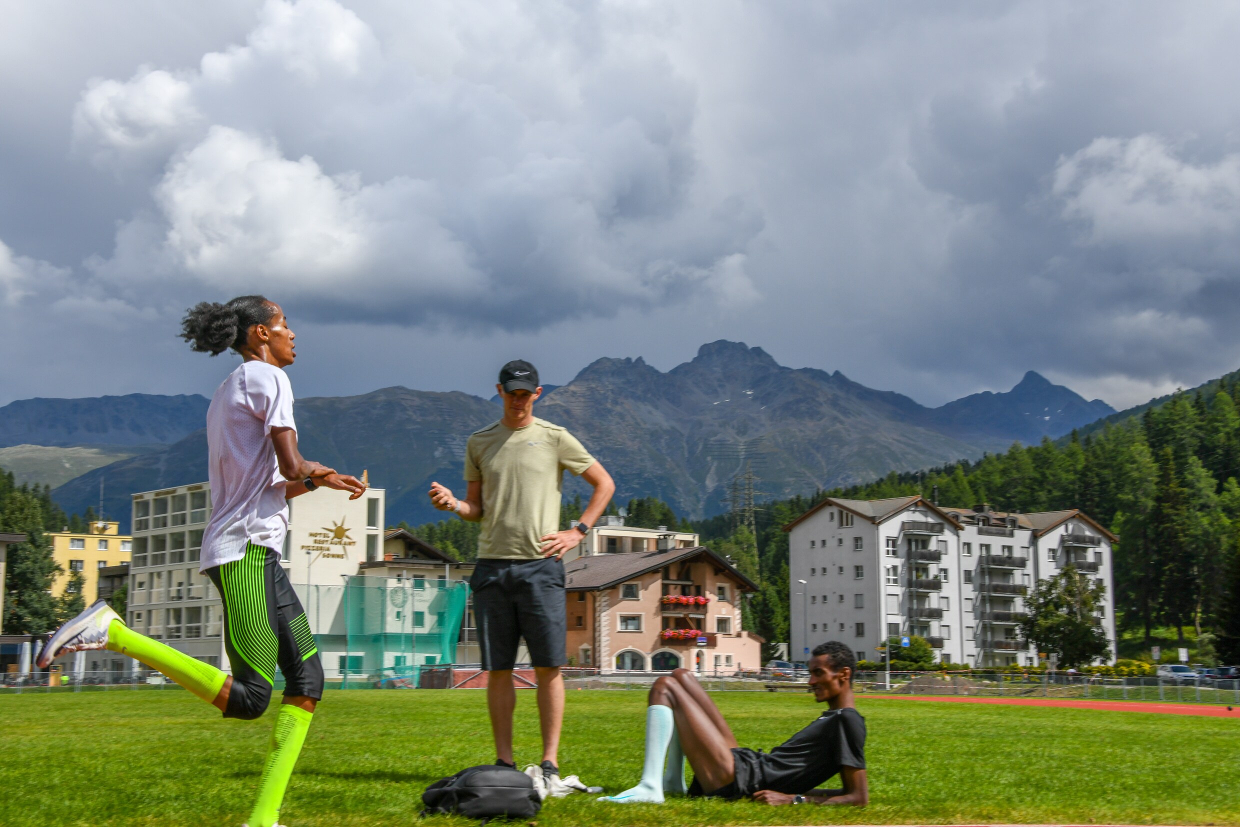 Coach Hassan: soms wil Sifan te veel doen, dan rem ik haar af | de ...