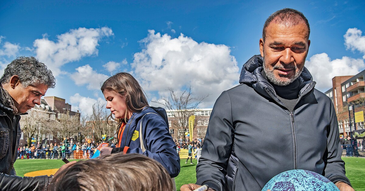 Gullit en Rijkaard openen Cruyff Court dat naar hen is vernoemd: ‘Wie ...