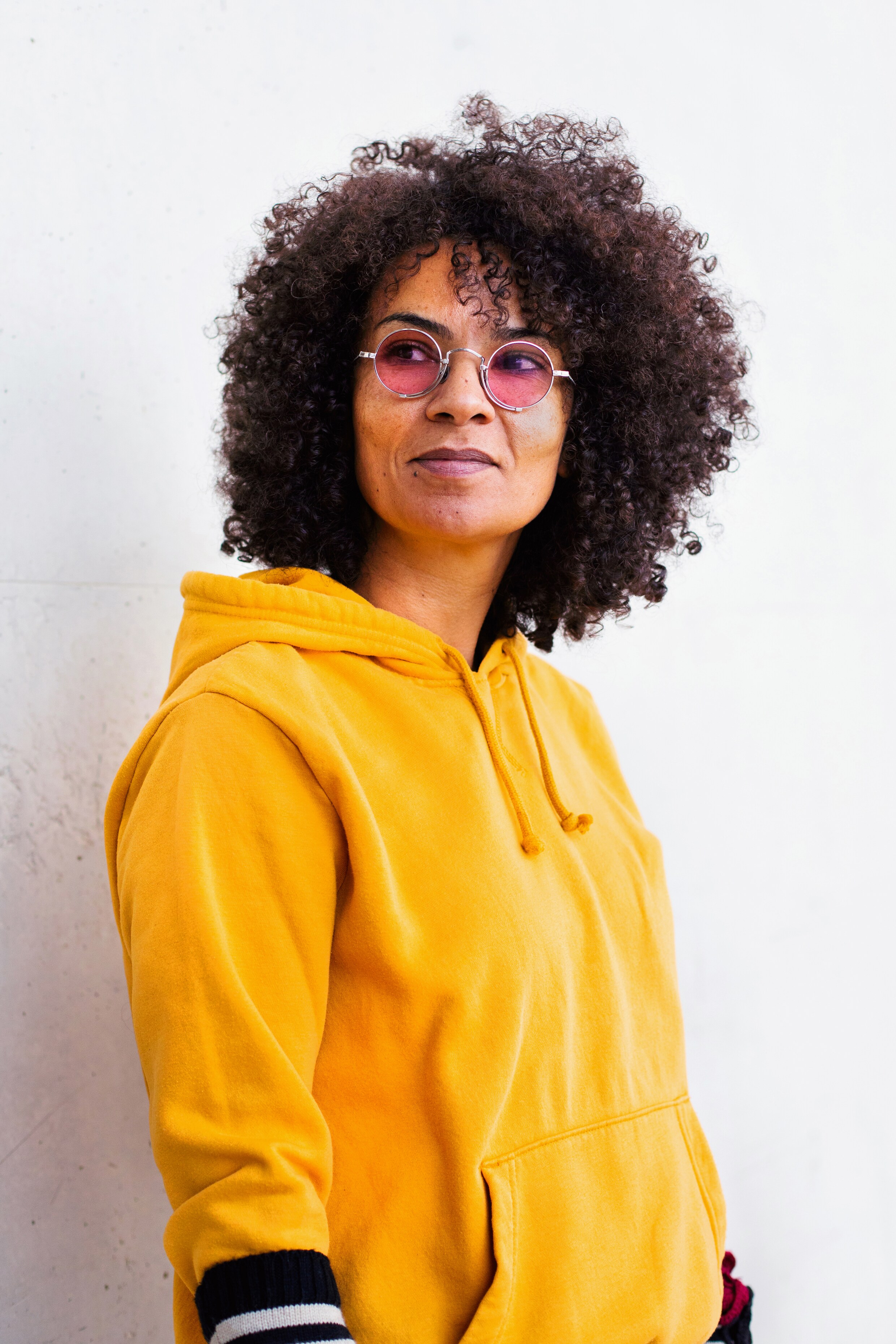 Oum, de vrouw die Marokko al zingend een spiegel voorhoudt | de Volkskrant