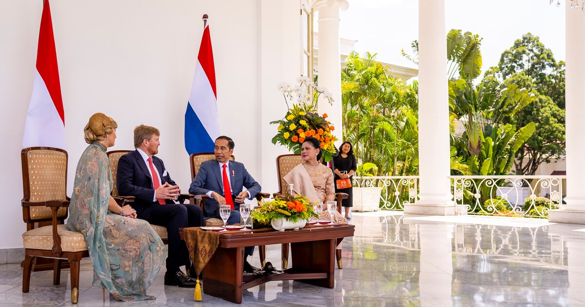 Koning biedt excuses aan voor geweld in Indonesië | de Volkskrant