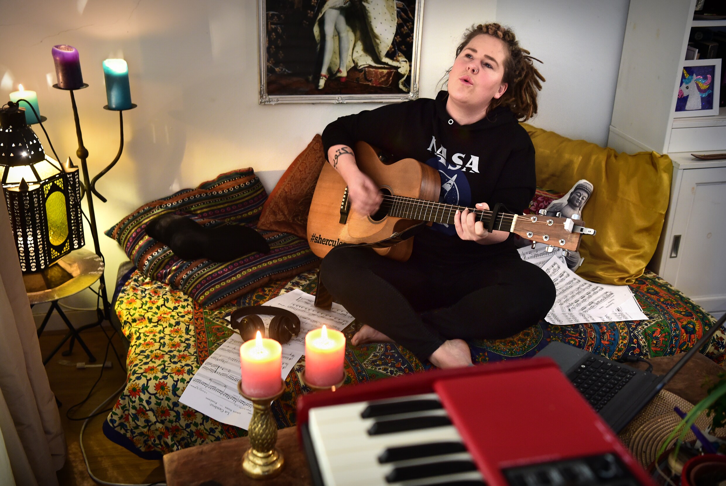 Nu al haar optredens niet doorgaan, zingt de Nijmeegse zangeres Sher ...