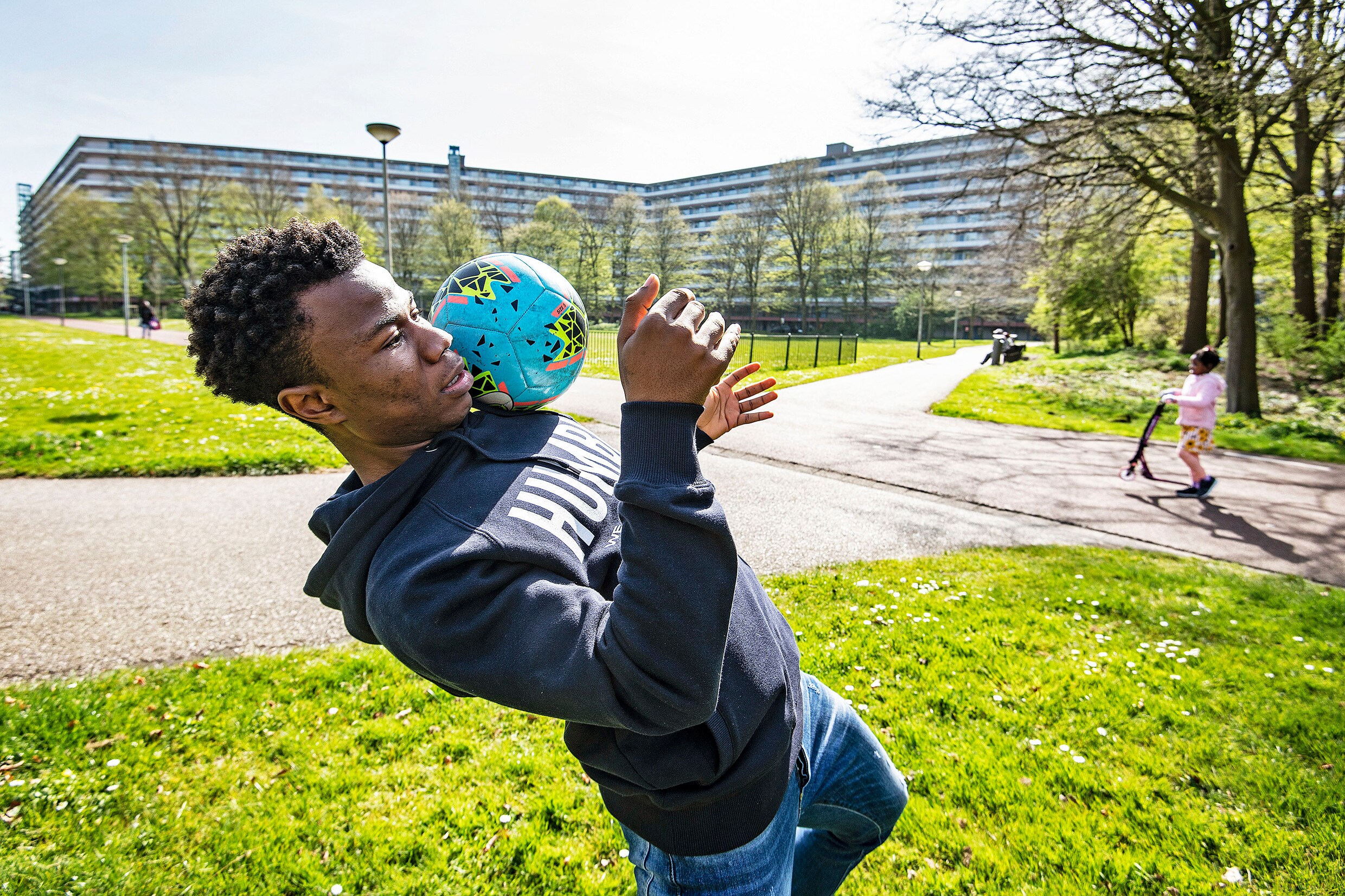 Iedereen is nu een beetje op zichzelf in de Amsterdamse flat ...