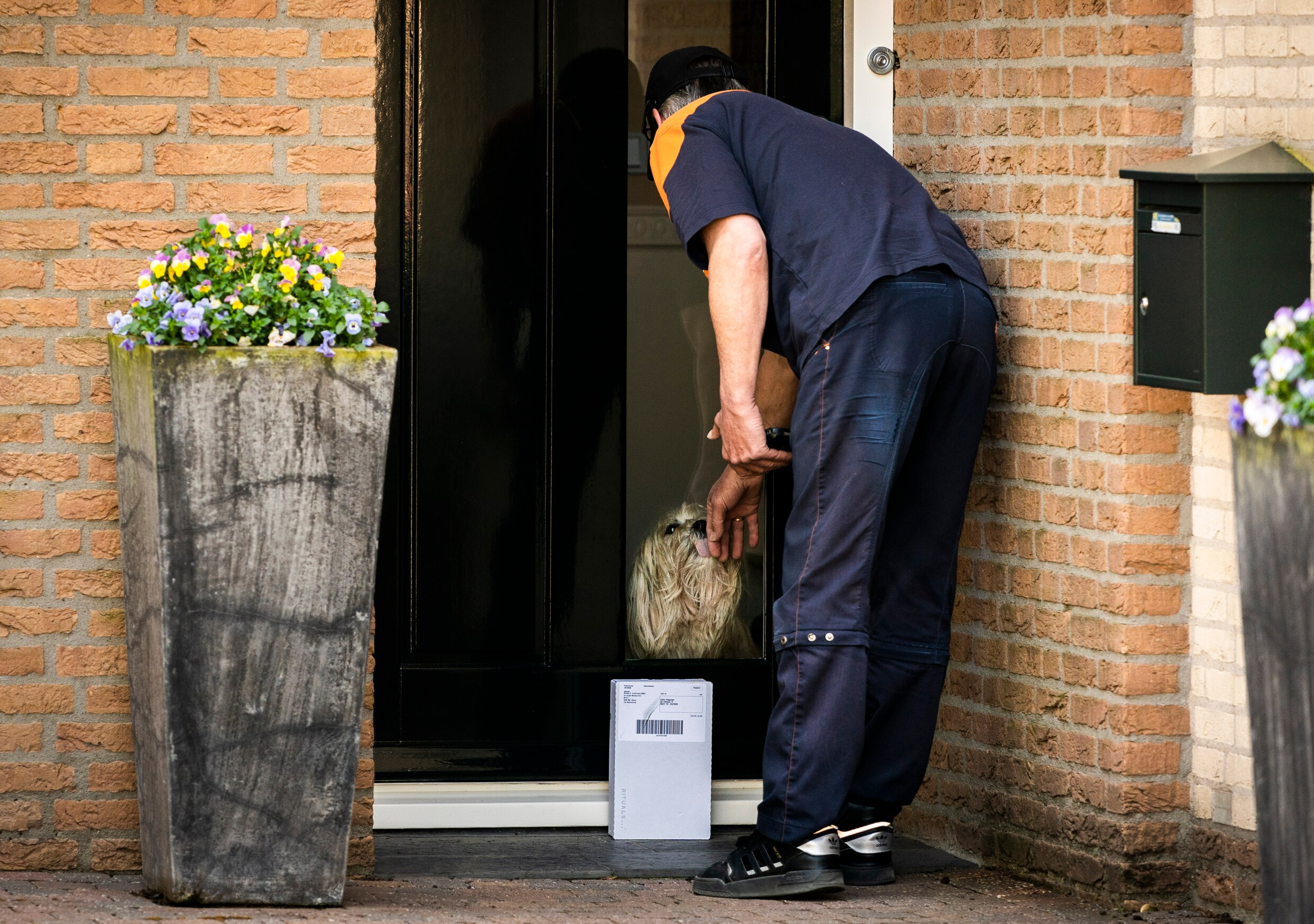 PostNL neemt 4.100 pakketbezorgers in loondienst na kritiek op ... PostNL neemt 4.100 pakketbezorgers in loondienst na kritiek op ...