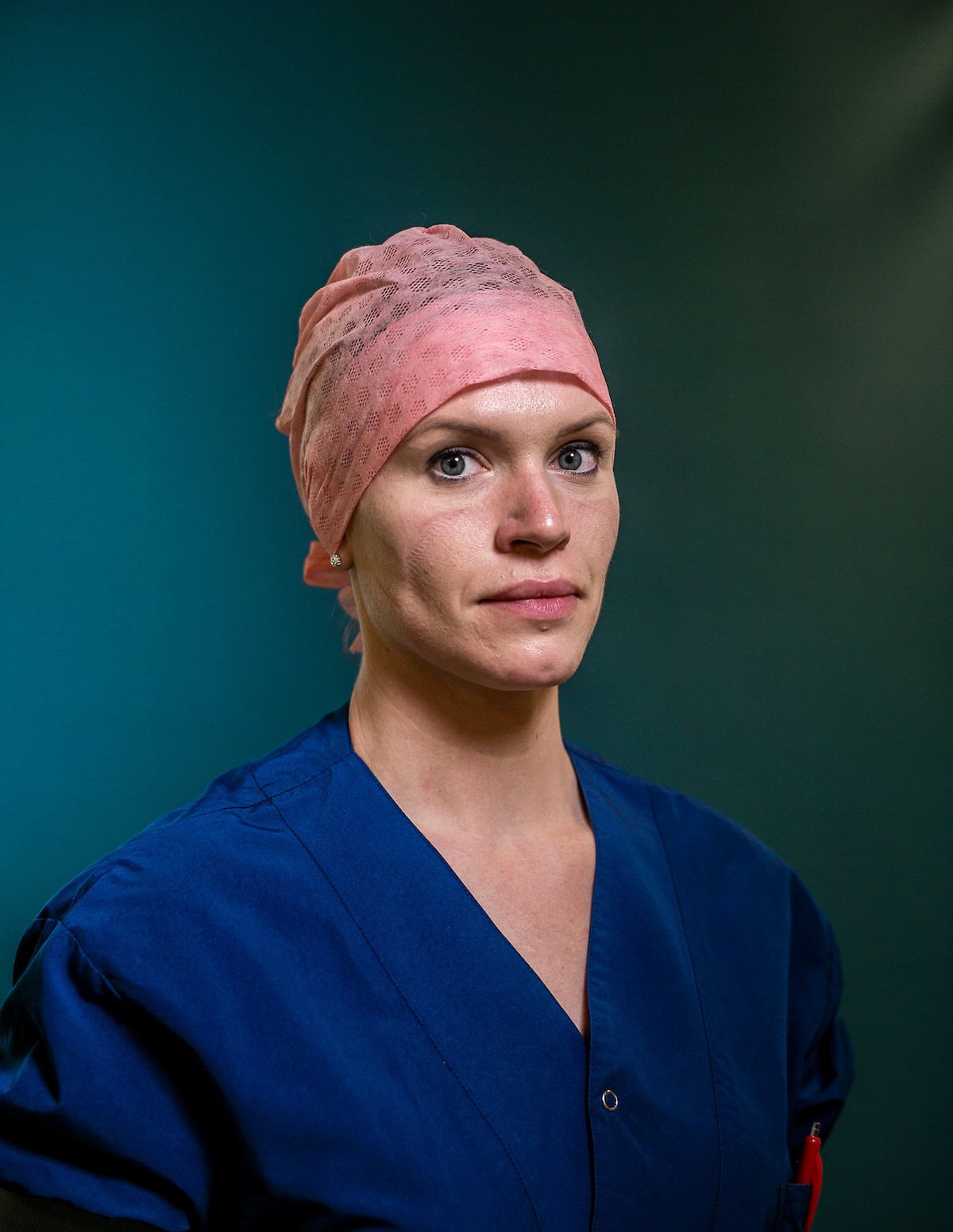 Als de maskers afgaan, spreken de gezichten. Jiri Büller fotografeerde ...