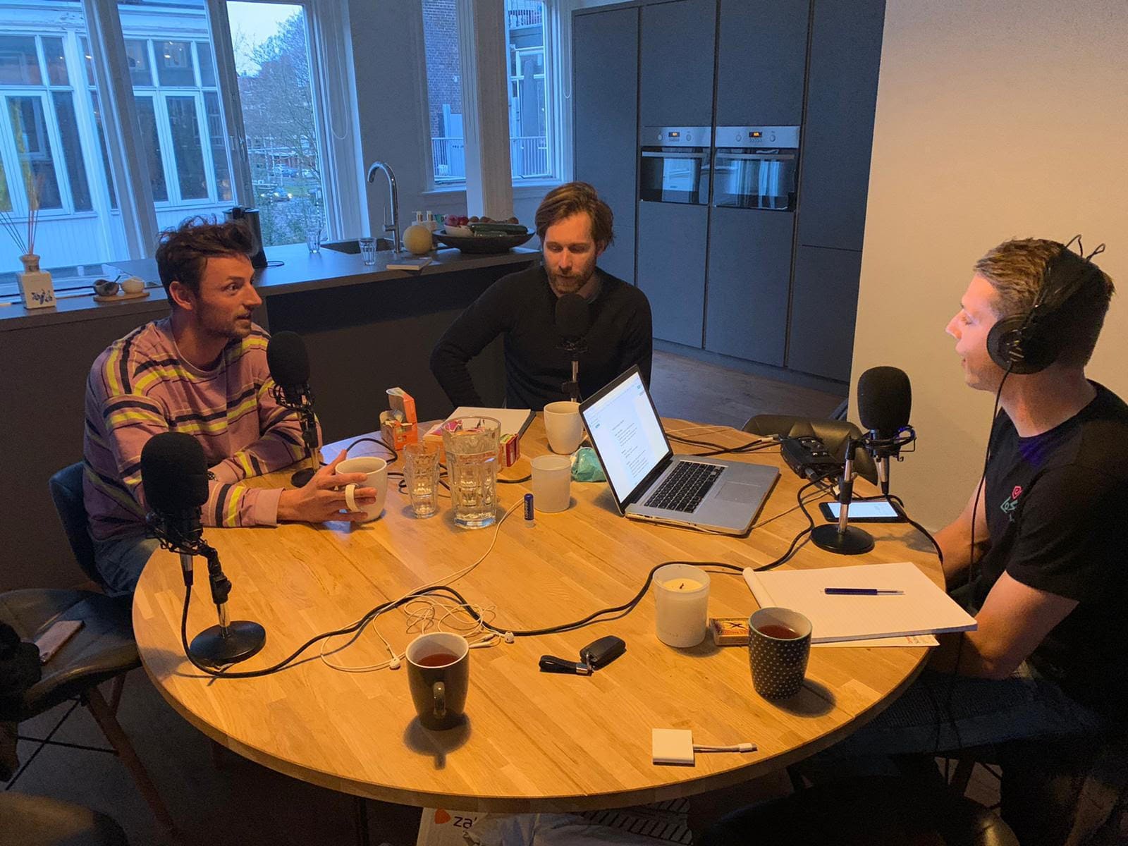 Wat te doen in voetballoze tijden? Maak een podcast in de keuken | de ...