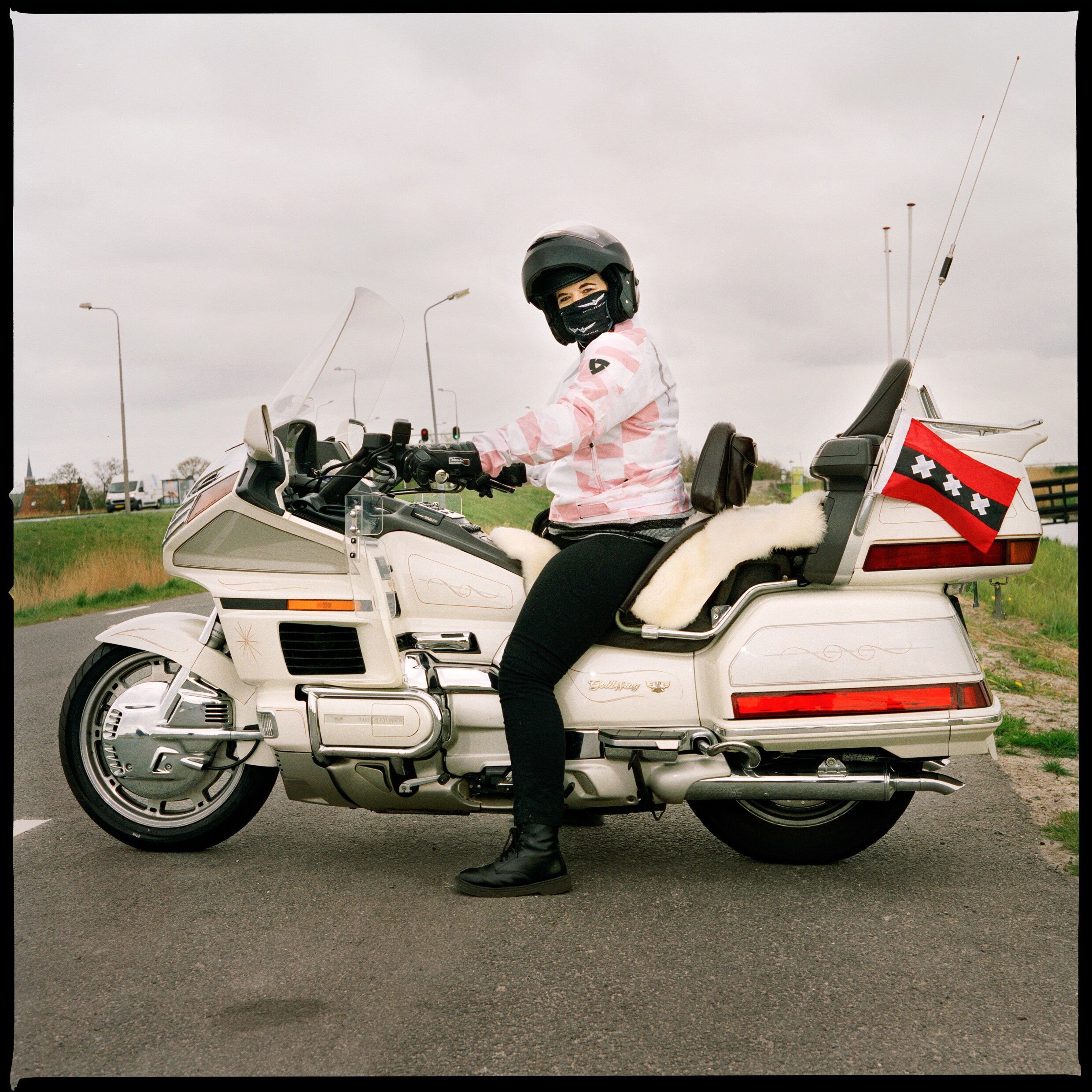 Achterop de Goldwing lezen de kinderen gewoon Donald Duck | de Volkskrant