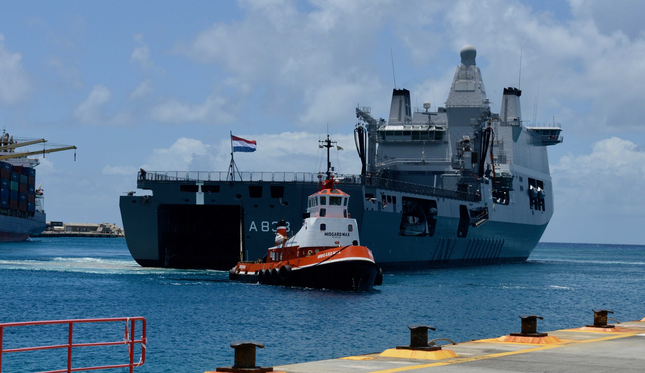 Drie aangiften wegens handtastelijkheid tegen officier op marineschip ...