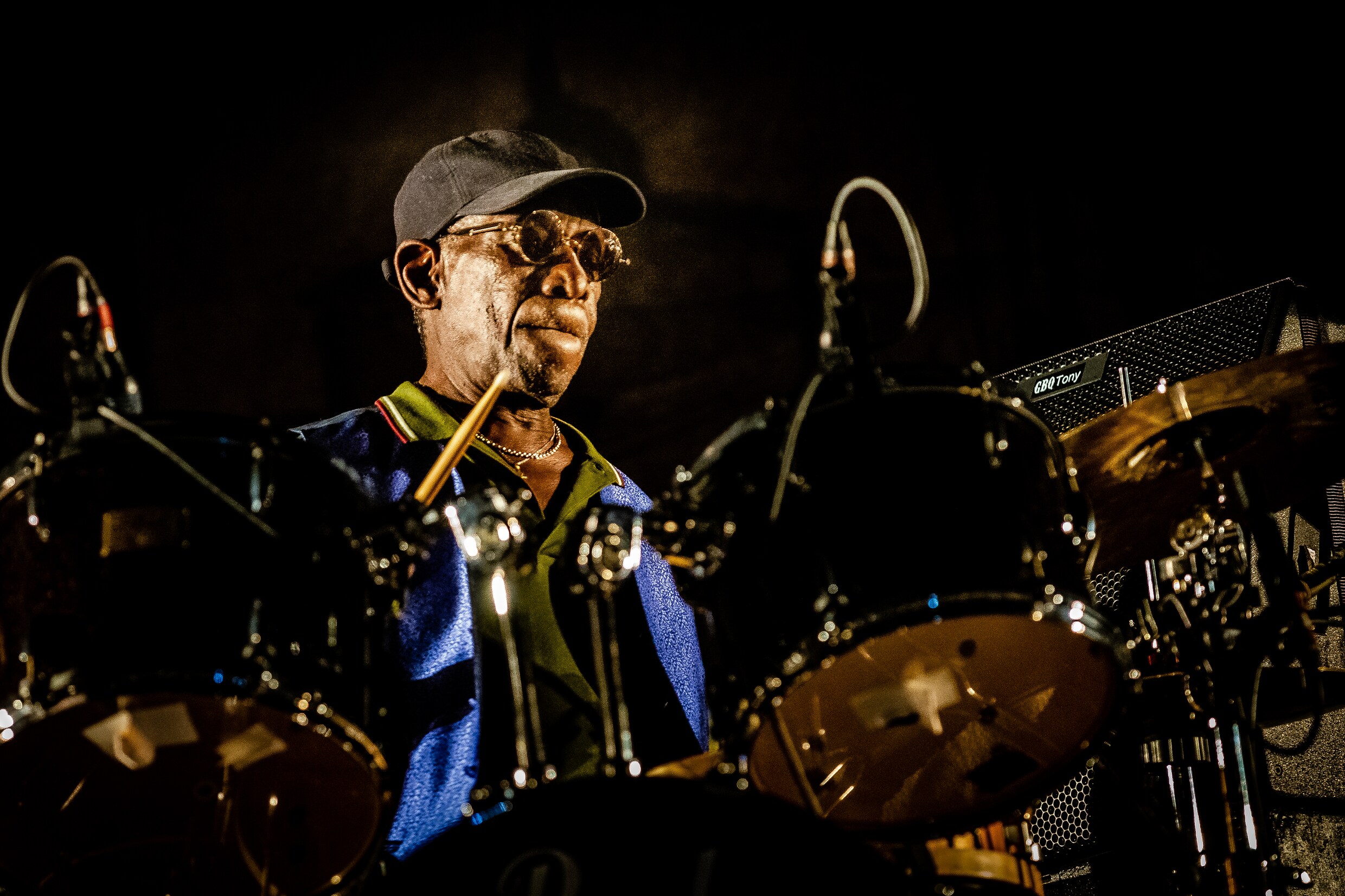 Er zijn vier drummers nodig om de koning van de afrobeat te vervangen ...