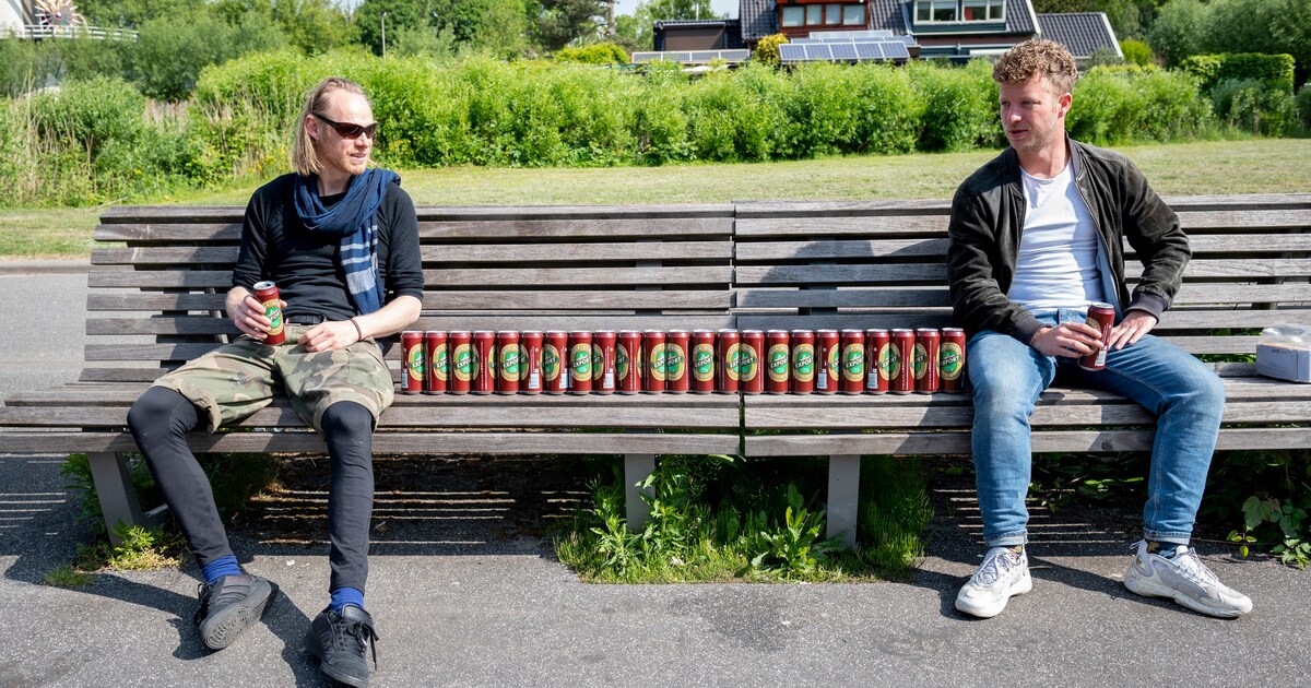 Helmut Smits laat zien hoeveel anderhalve meter is: 23 blikken bier, bijvoorbeeld | de Volkskrant