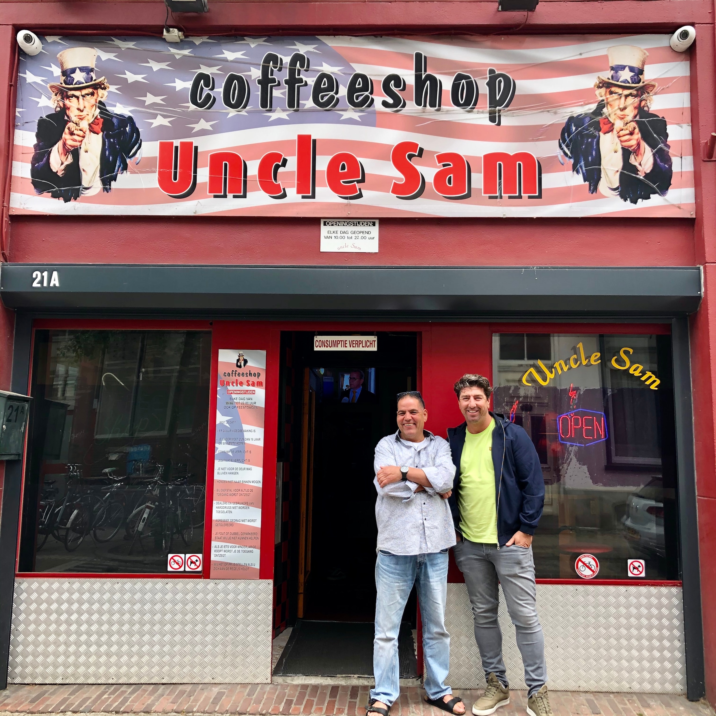 Hoe een zwarte pop voor een Arnhemse coffeeshop moest verdwijnen en ...