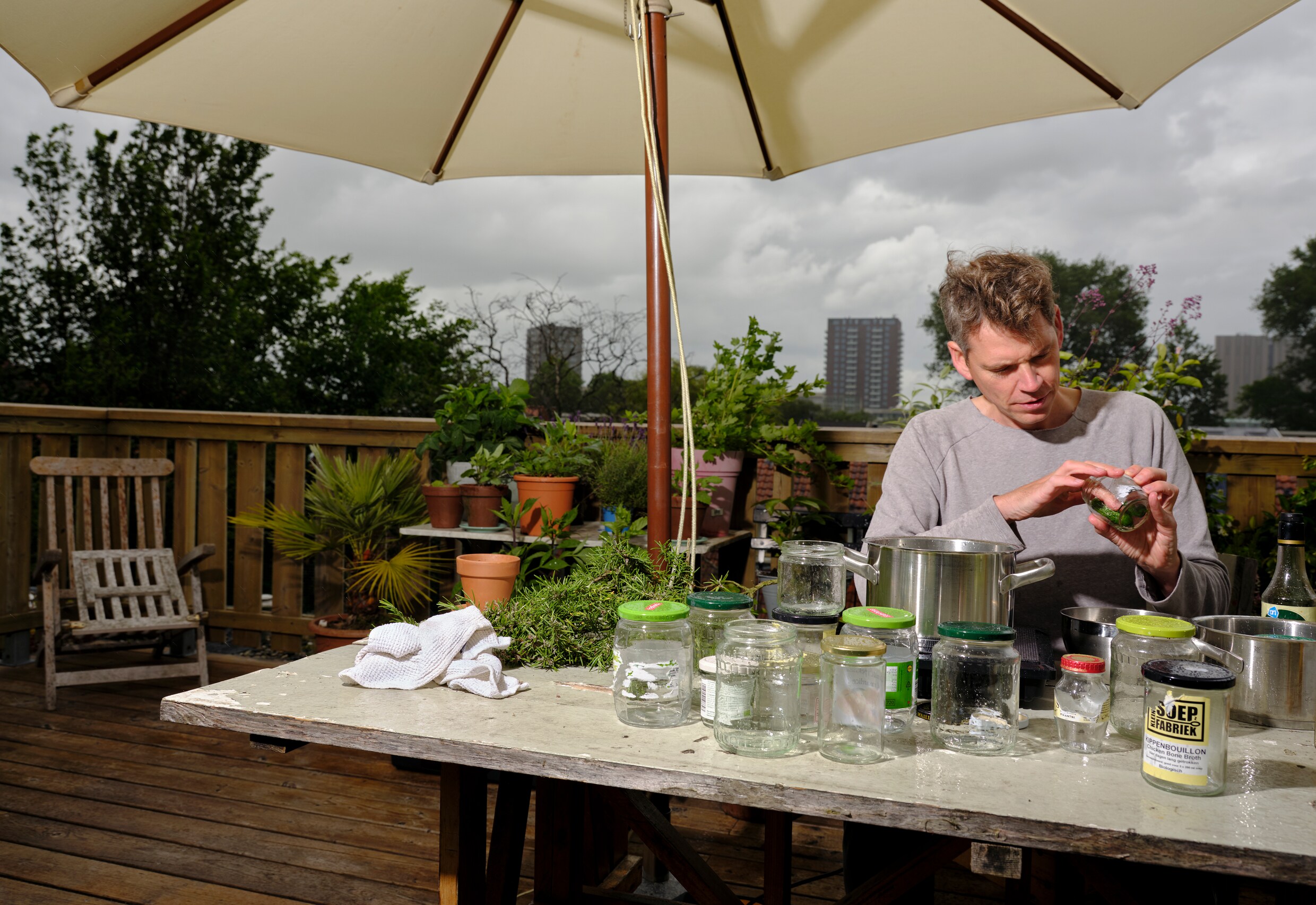 Nieuwsuur-presentator Jeroen Wollaars (42) weckt de indruk dat hij het ...