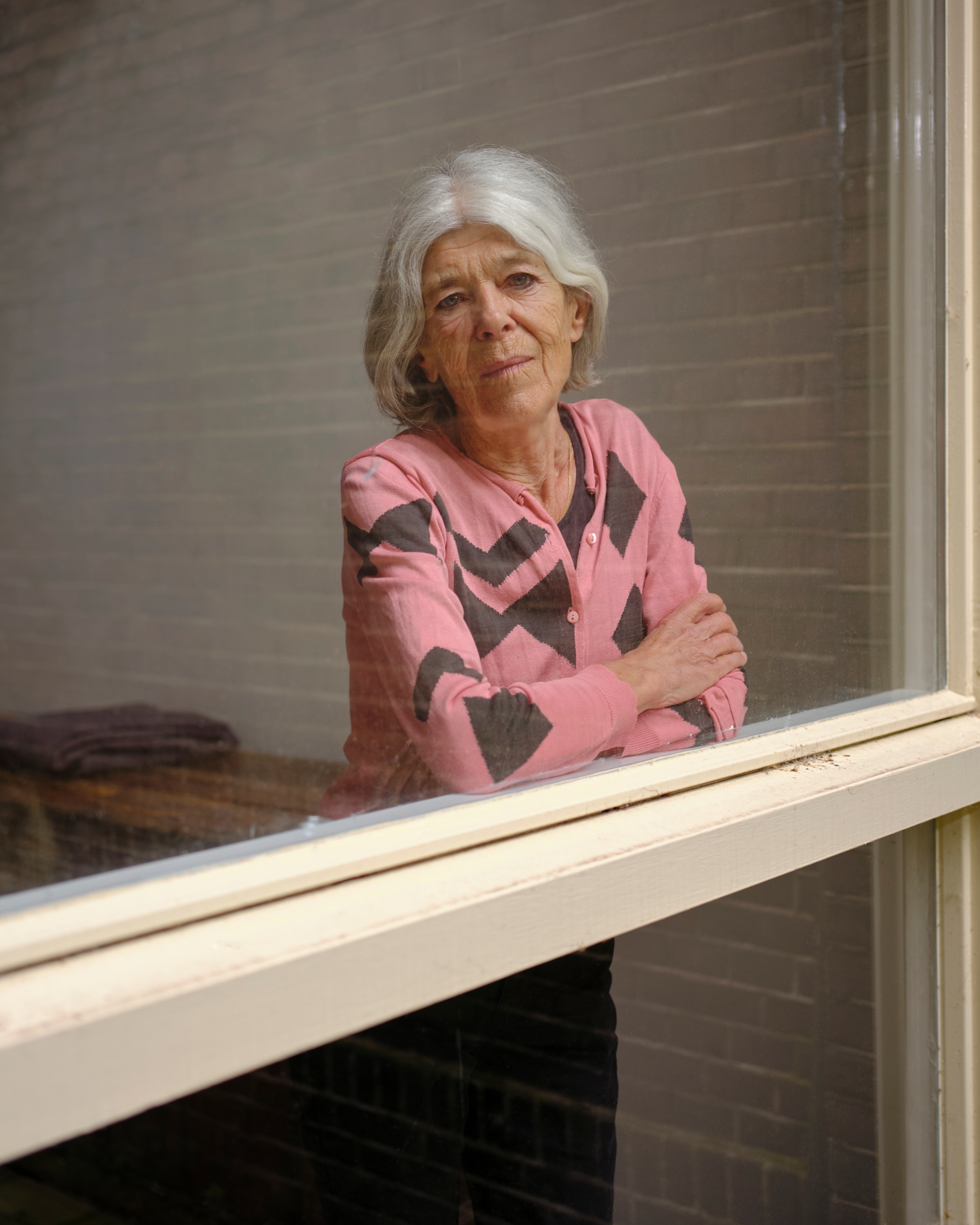 Anna Enquist: ‘Het blijft een gevecht, tussen willen blijven bij wat er ...