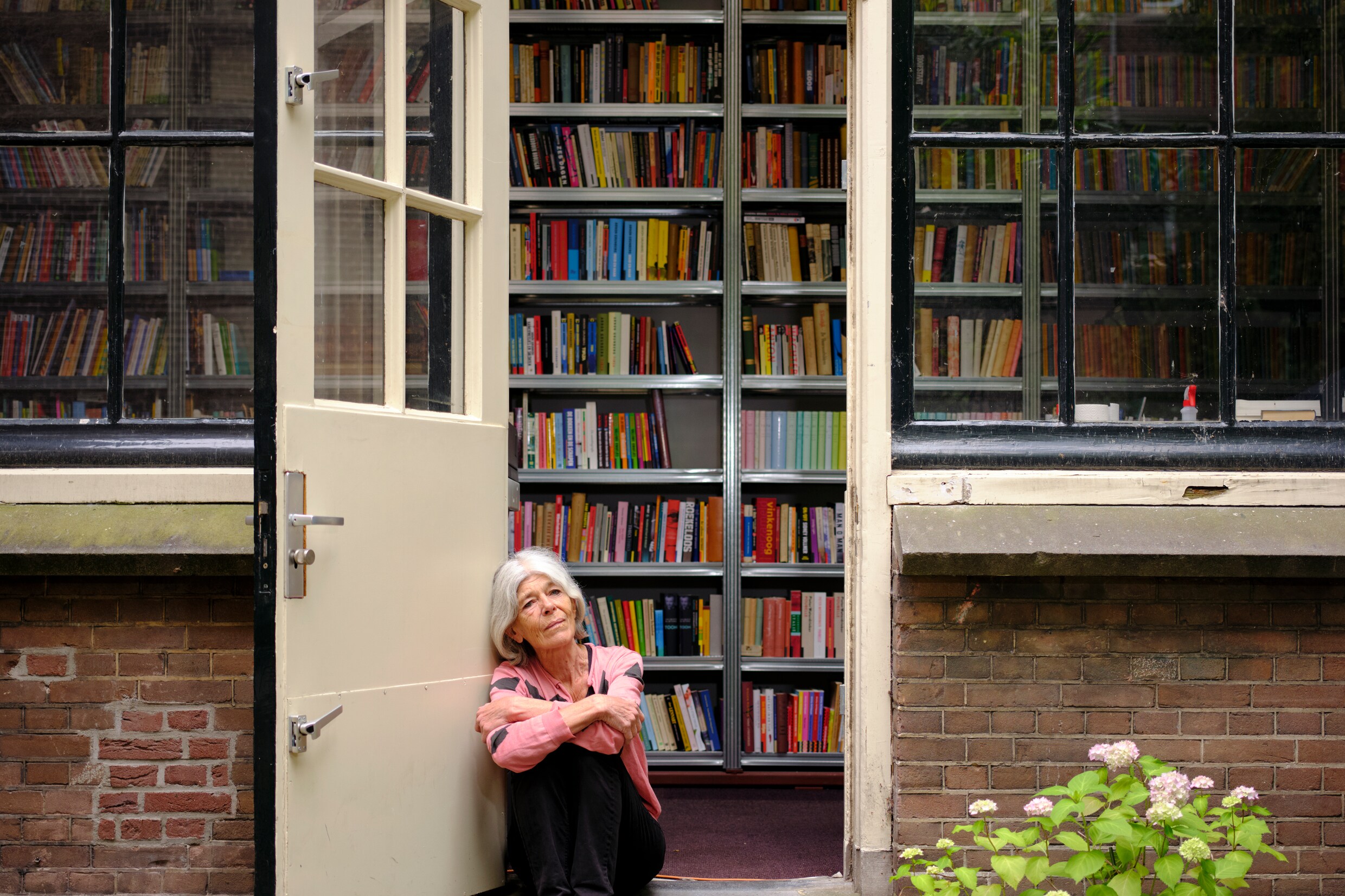 Anna Enquist: ‘Het blijft een gevecht, tussen willen blijven bij wat er ...