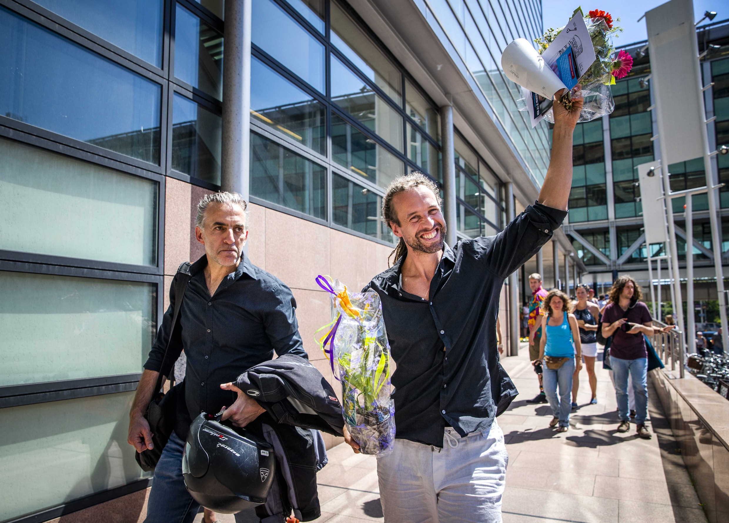 In de rechtbank stoort Viruswaanzin zich eerst aan het spatscherm, en ...