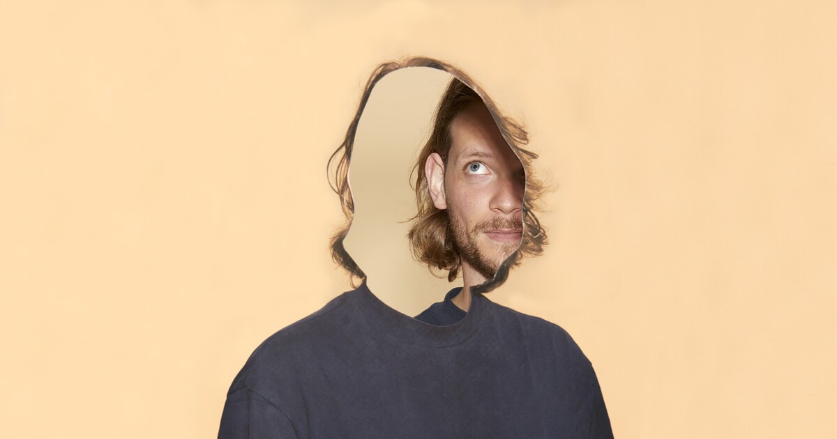 Tom Hofland mist een boek in zijn leven. Hij weet alleen niet welk boek ...