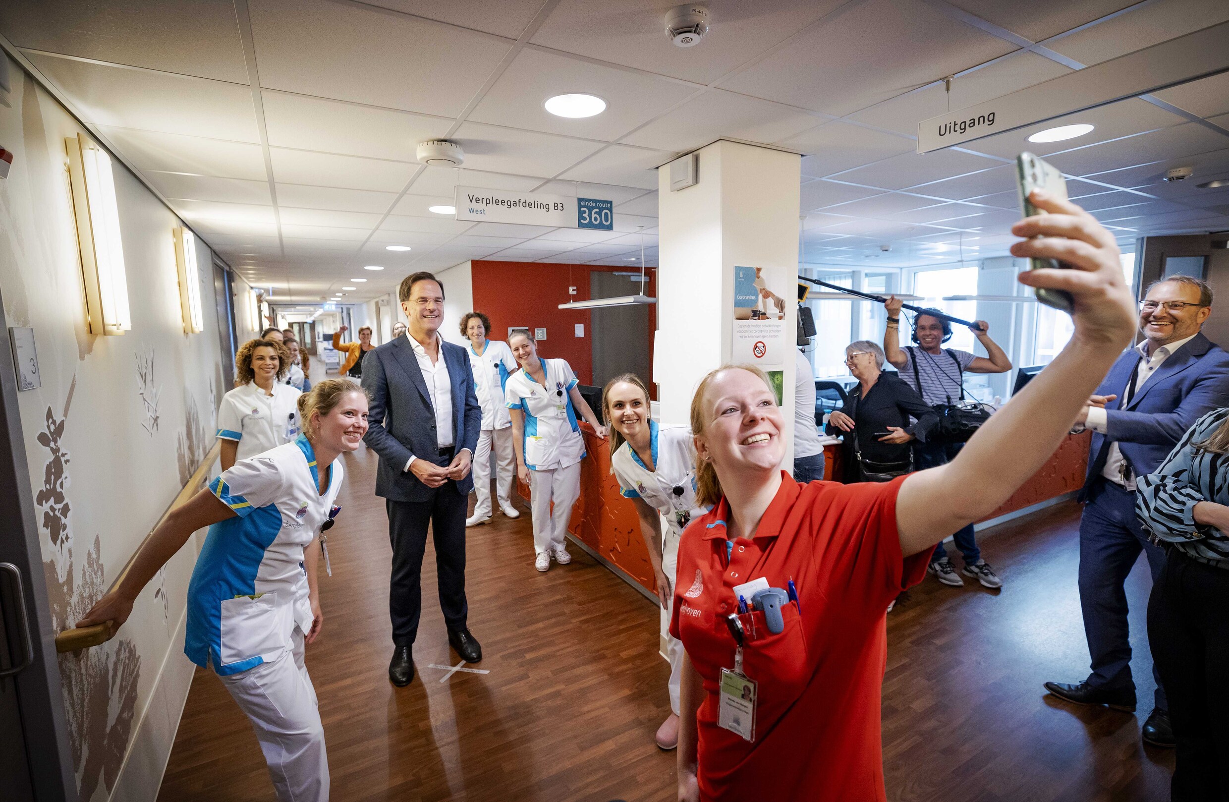 Bij Hugo de Jonge ligt nu een hele stapel adviezen in de la | de Volkskrant