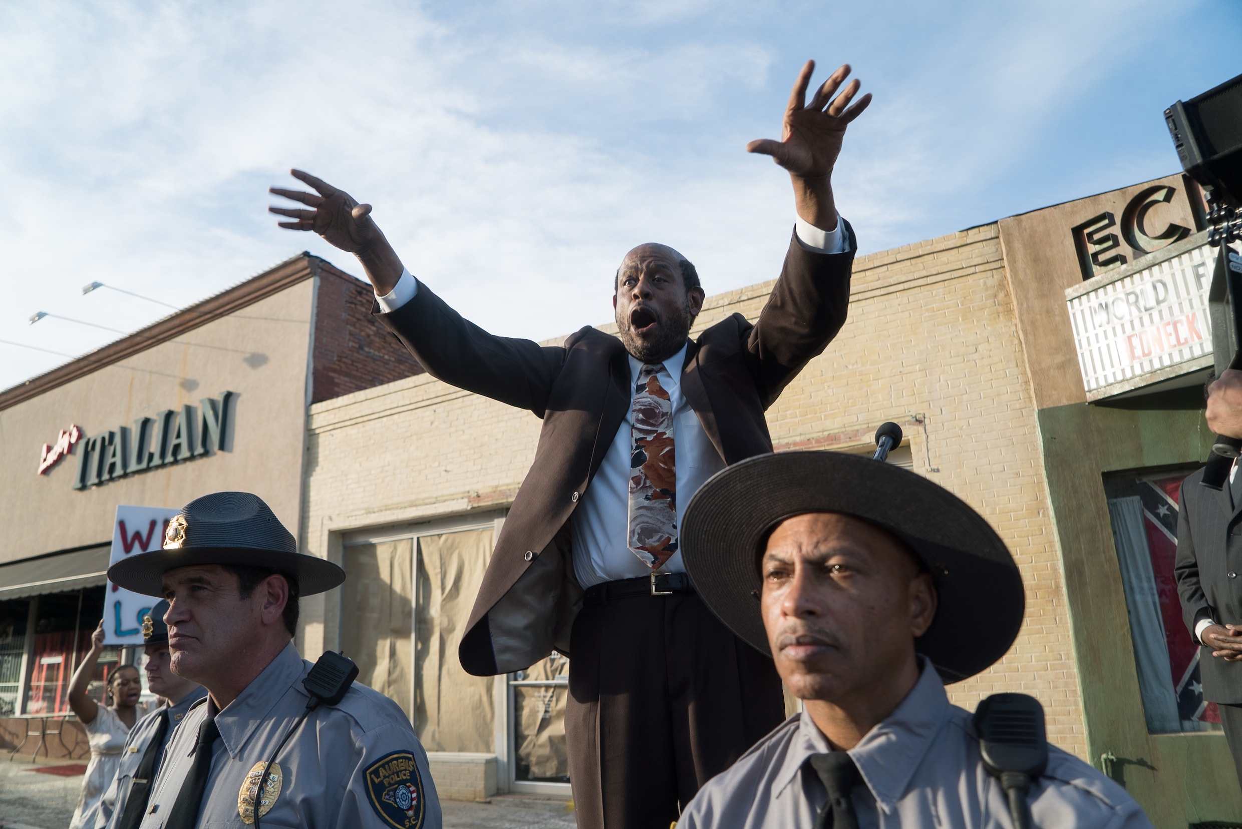 De uitmuntend spelende acteurs redden Burden, dat geregeld wat kort ...