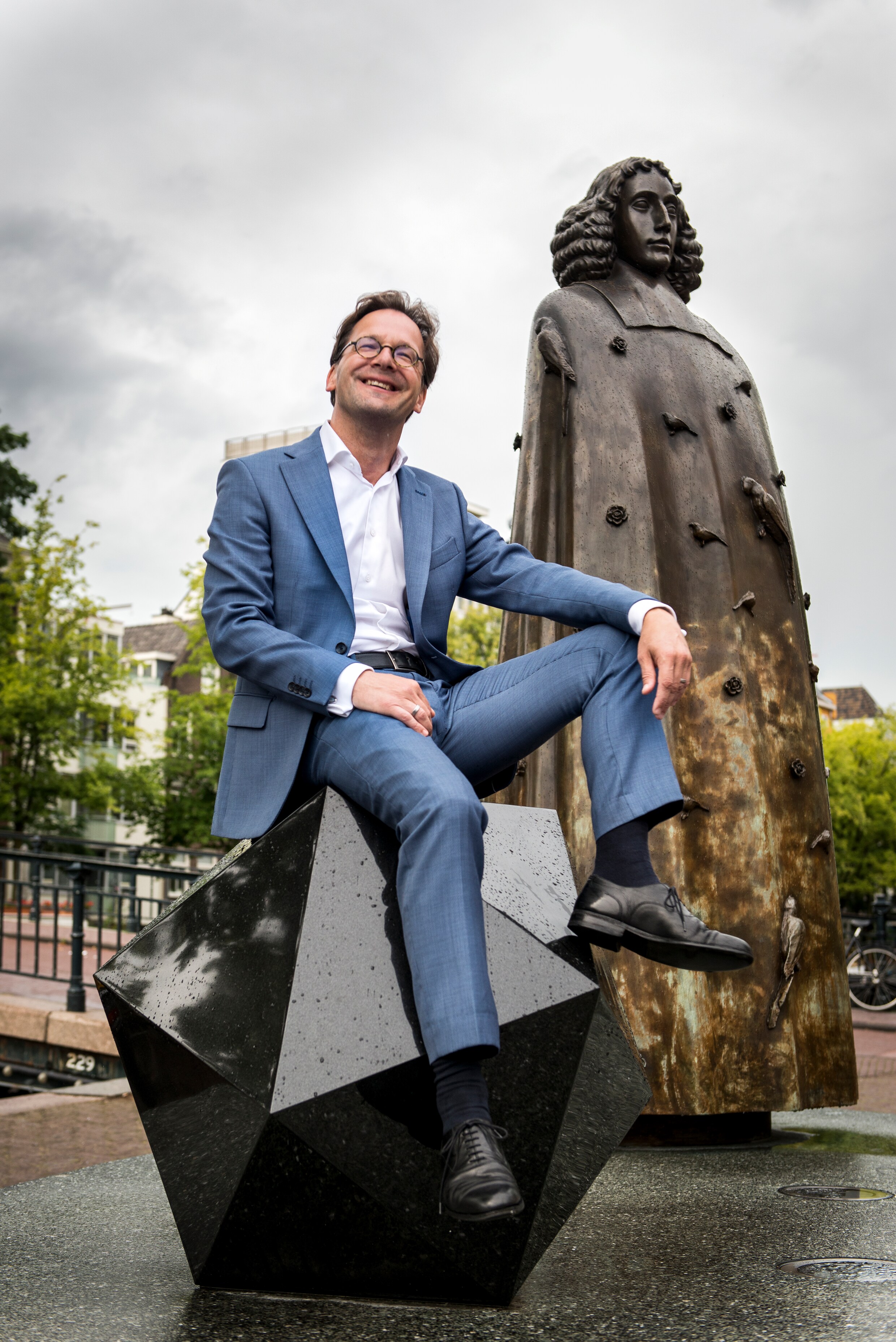 SP-Kamerlid Ronald van Raak schreef een boek over zo’n dertig ...