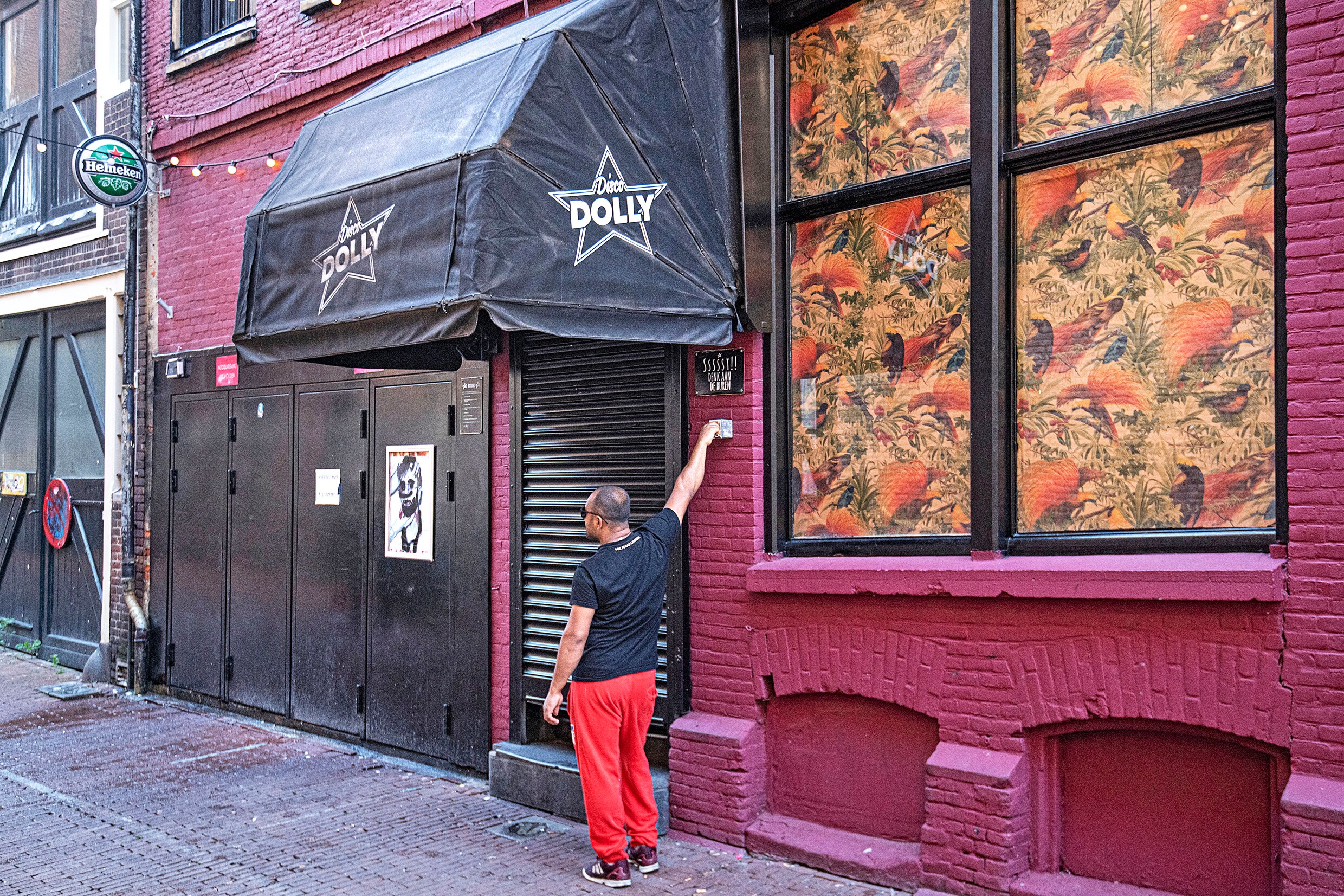 Schuren bij Disco Dolly, alsof corona niet bestaat – cafés in Amsterdam ...