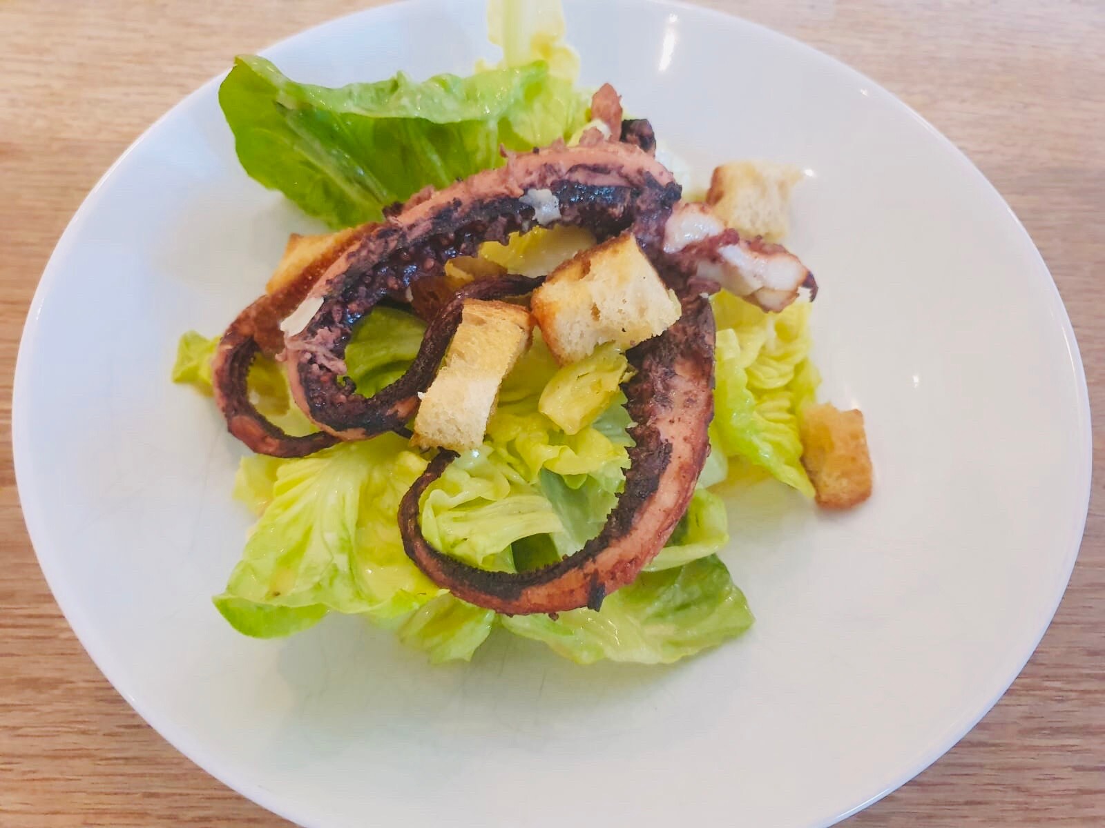 De Volkskeuken: caesar salad met gegrilde octopus | de Volkskrant