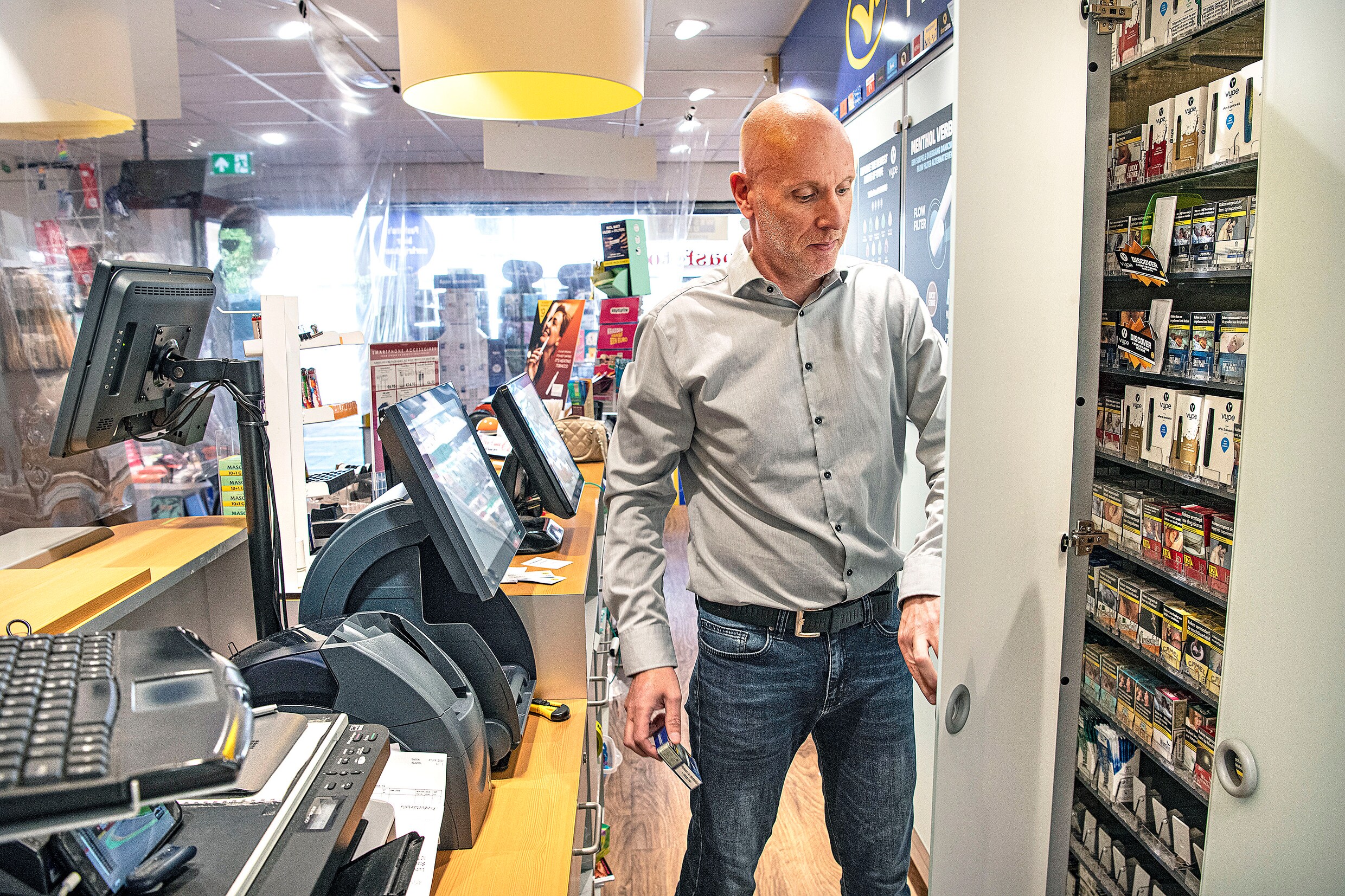 Grauwe pakjes sigaretten verstopt in grijze kasten: in de tabakswinkel ...