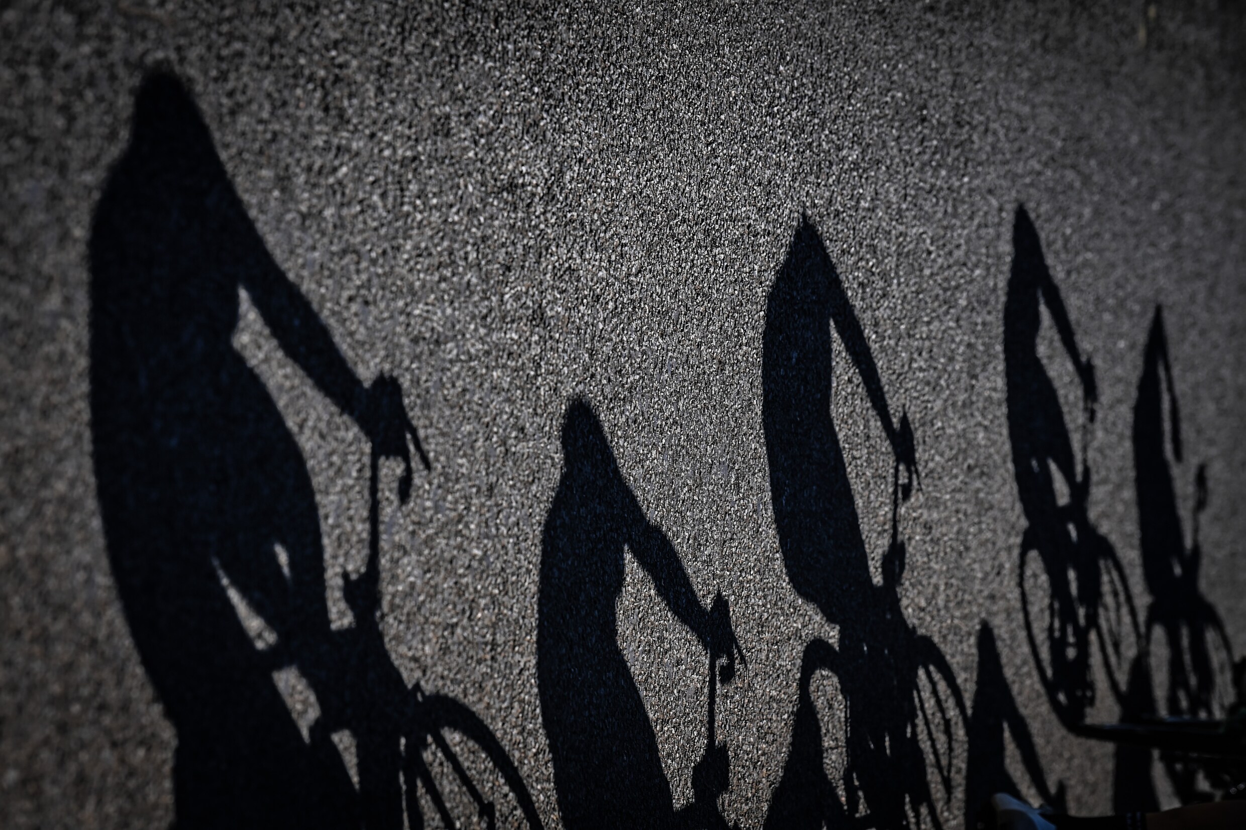 Hoogspanning op de rustdag: Tourrenners getest op virus | de Volkskrant