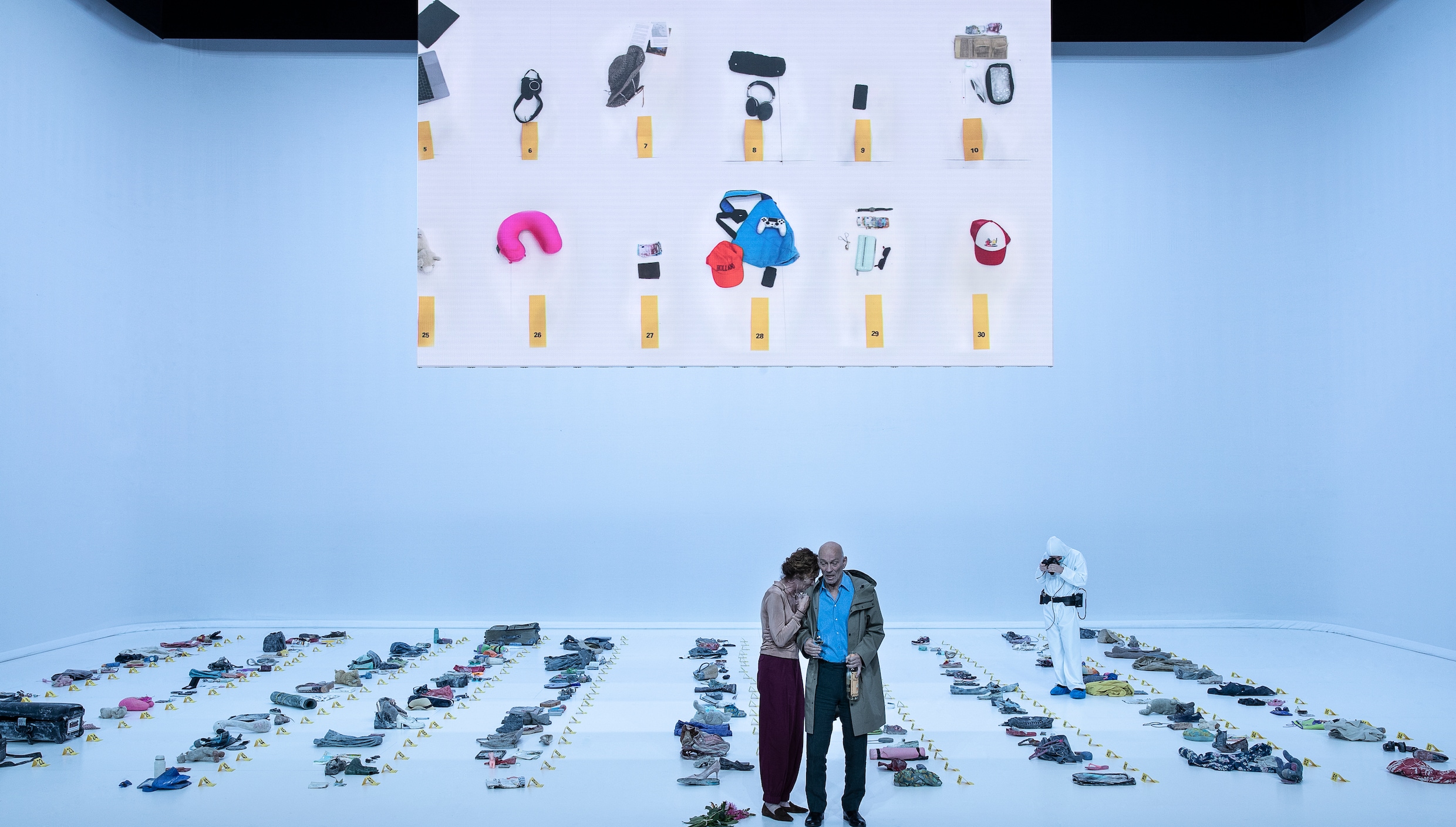 Simon Stone veranderde Op hoop van zegen in Flight 49. Op momenten ...