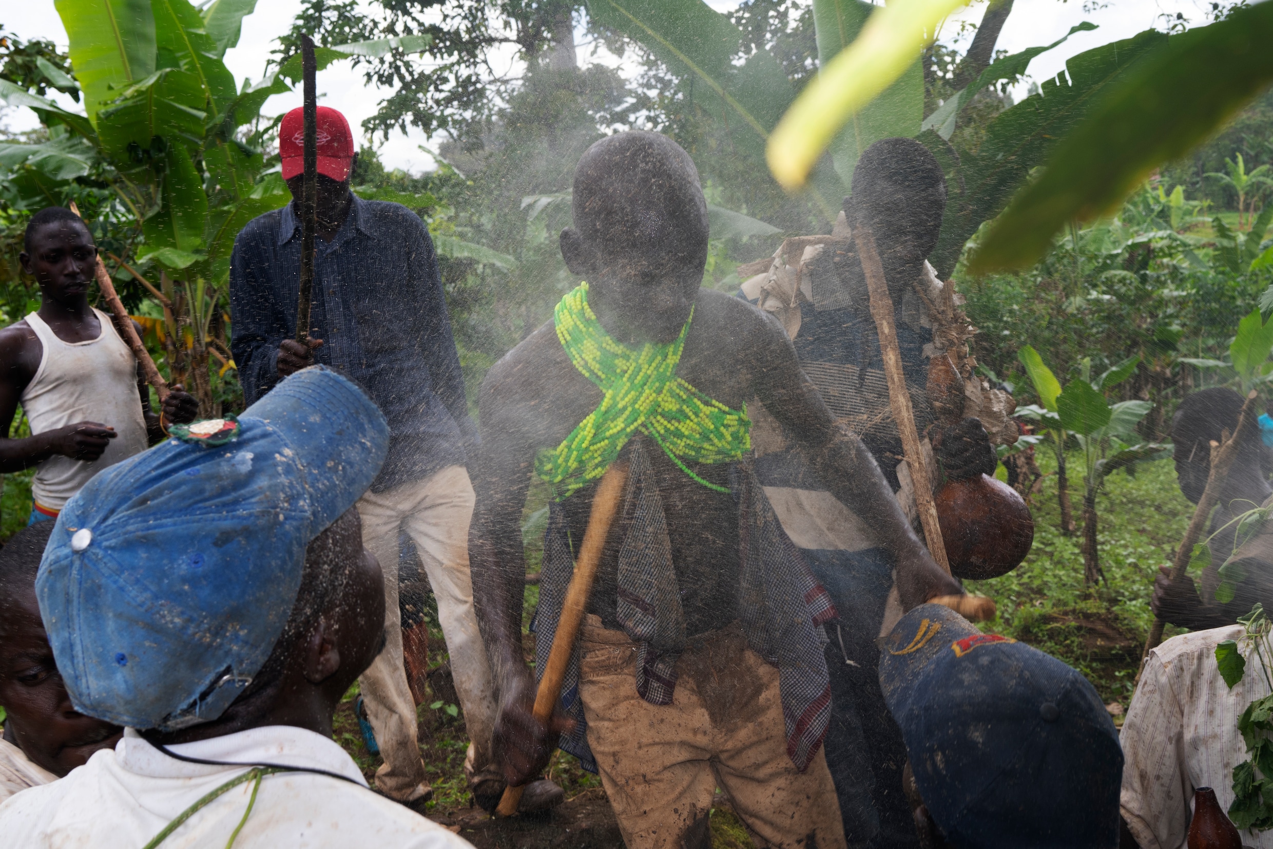 Rituele besnijdenis wordt bij de Oegandese Bagisu haast een daad van ...