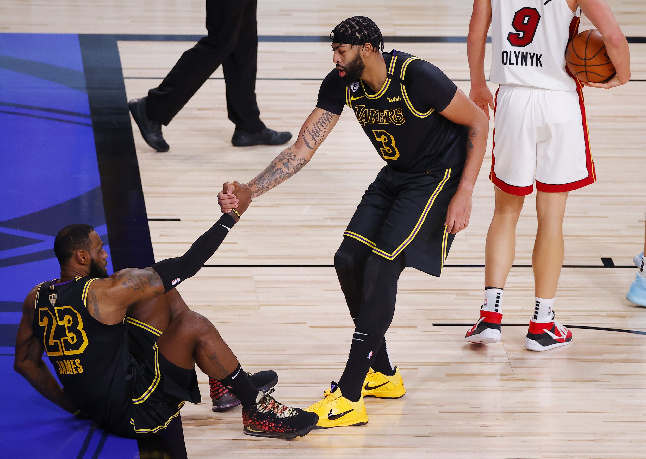 Alleskunner Anthony Davis neemt zelfs megaster Lebron James op ...
