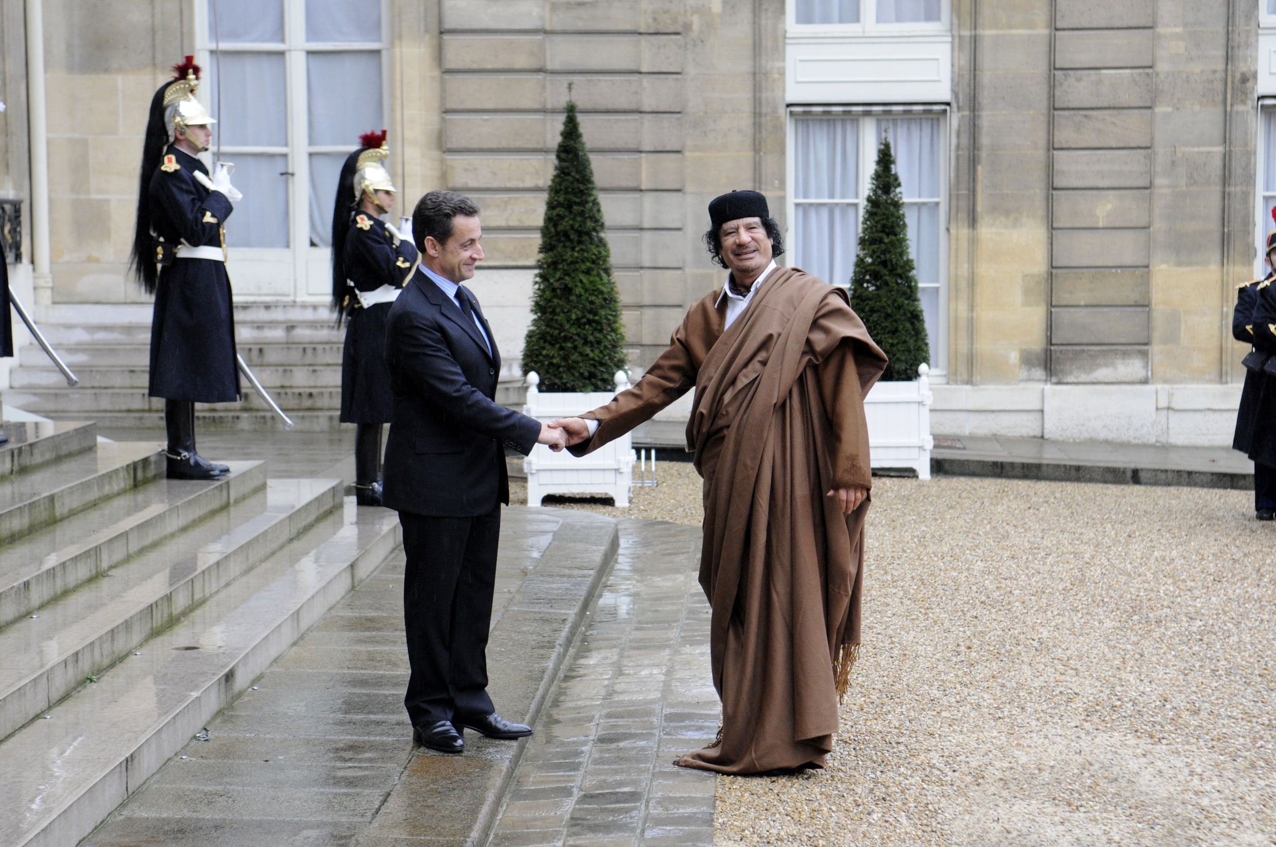 Eindelijk staat Sarkozy, met zijn ‘methoden van doorgewinterde criminelen’, voor de rechter | de ...