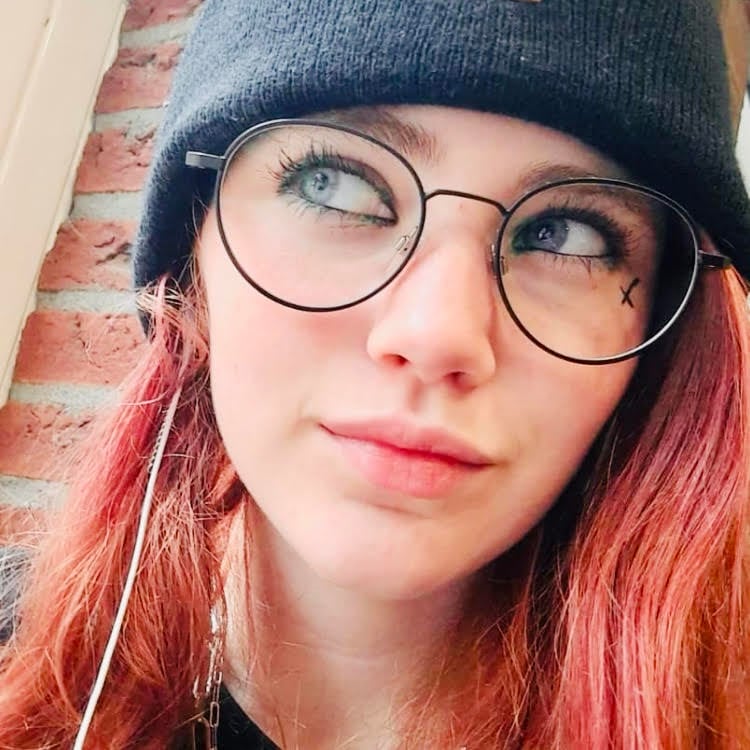 Hoe een meisje (14) jaren in haar dorp werd gepest en toen ook online ...