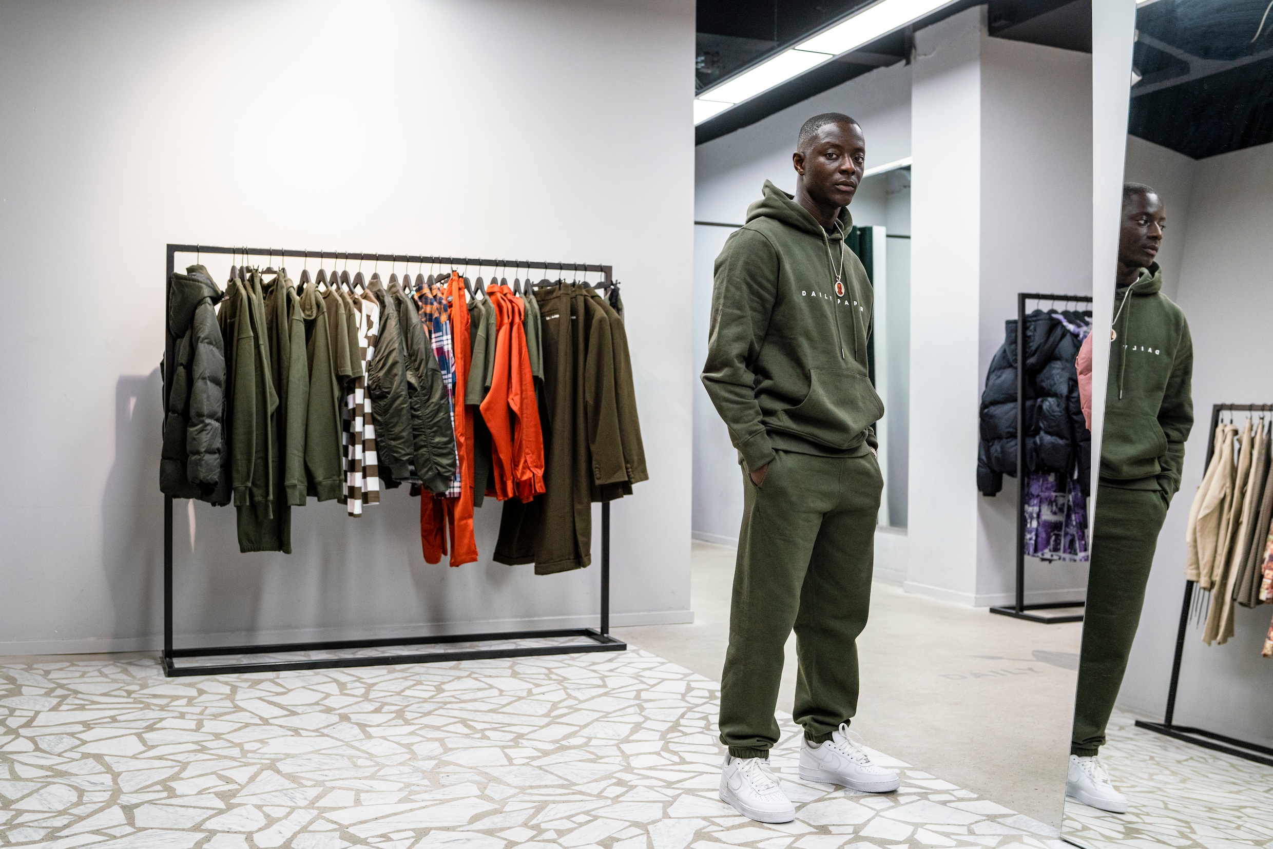 Rapper Chivv komt graag in kledingzaak Daily Paper: het is open ...