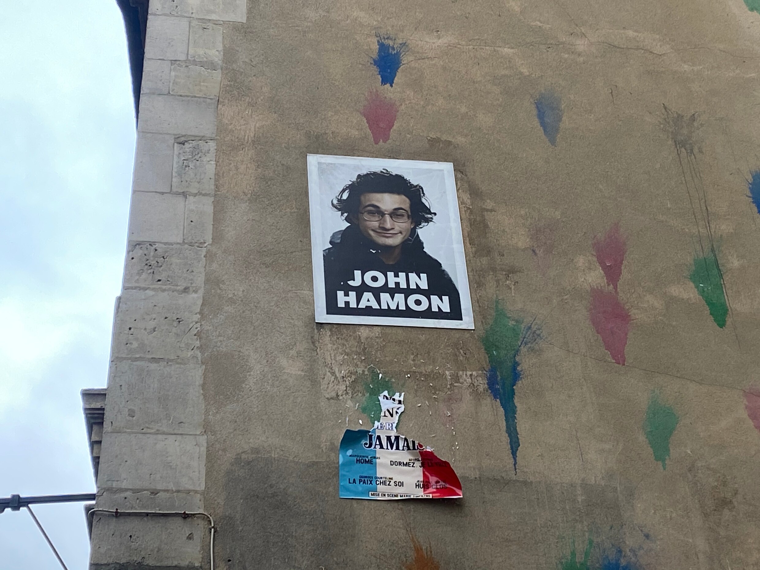 Waarom de Parijse kunstenaar John Hamon overal zijn eigen portret ...