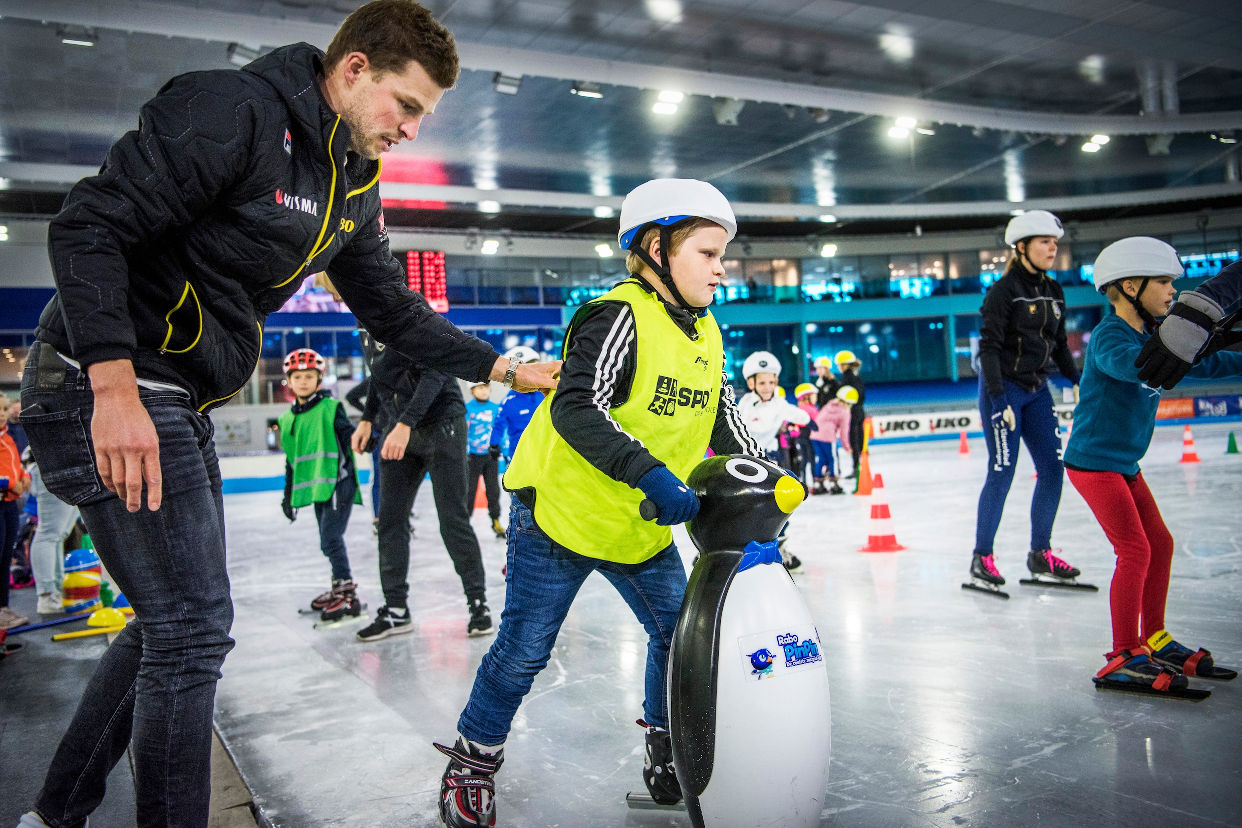 Schaatsers moeten voortaan helm op in ijsstadion Thialf | de Volkskrant