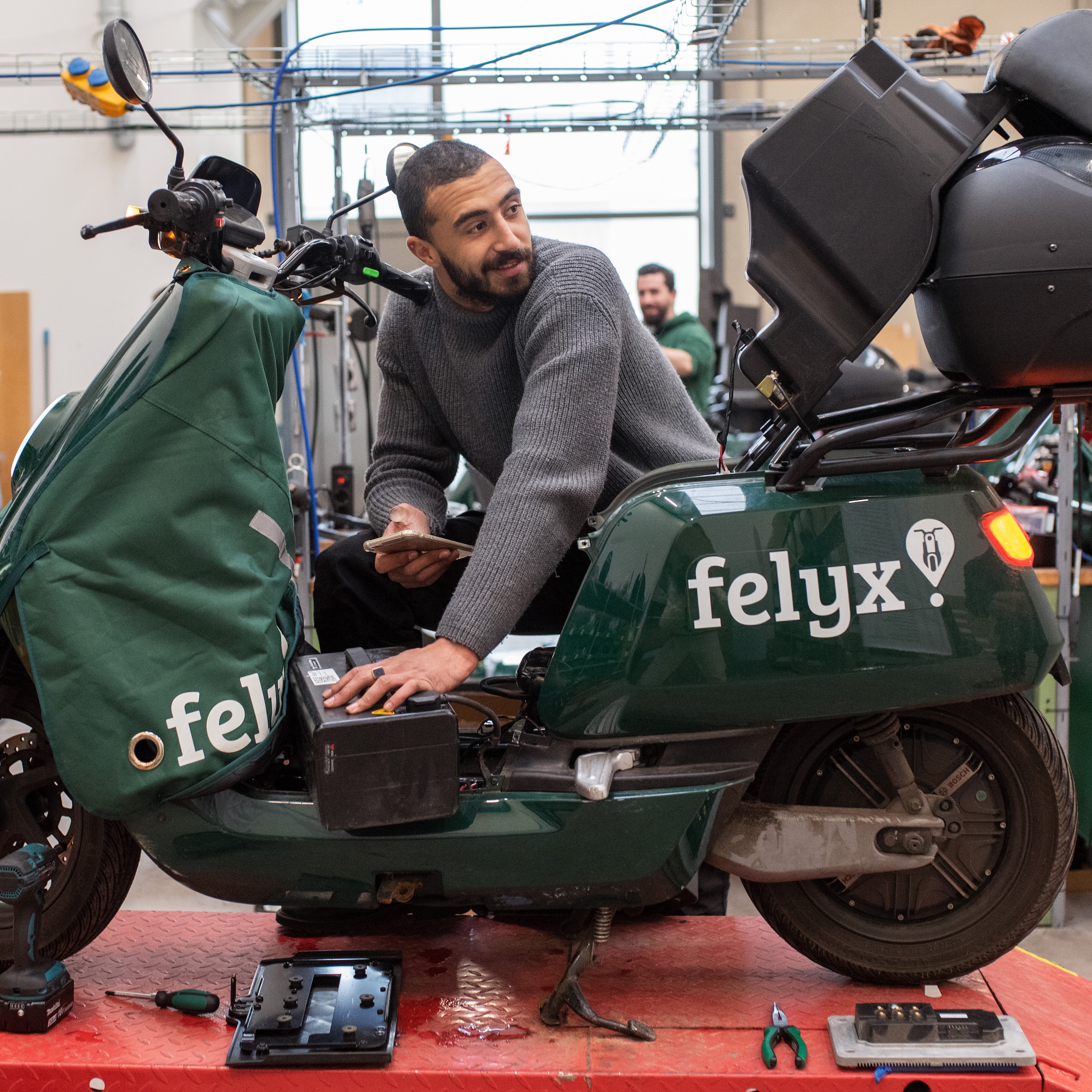 Noodlijdende deelscooterbedrijf Felyx in Spaanse handen, bedrijf blijft ...