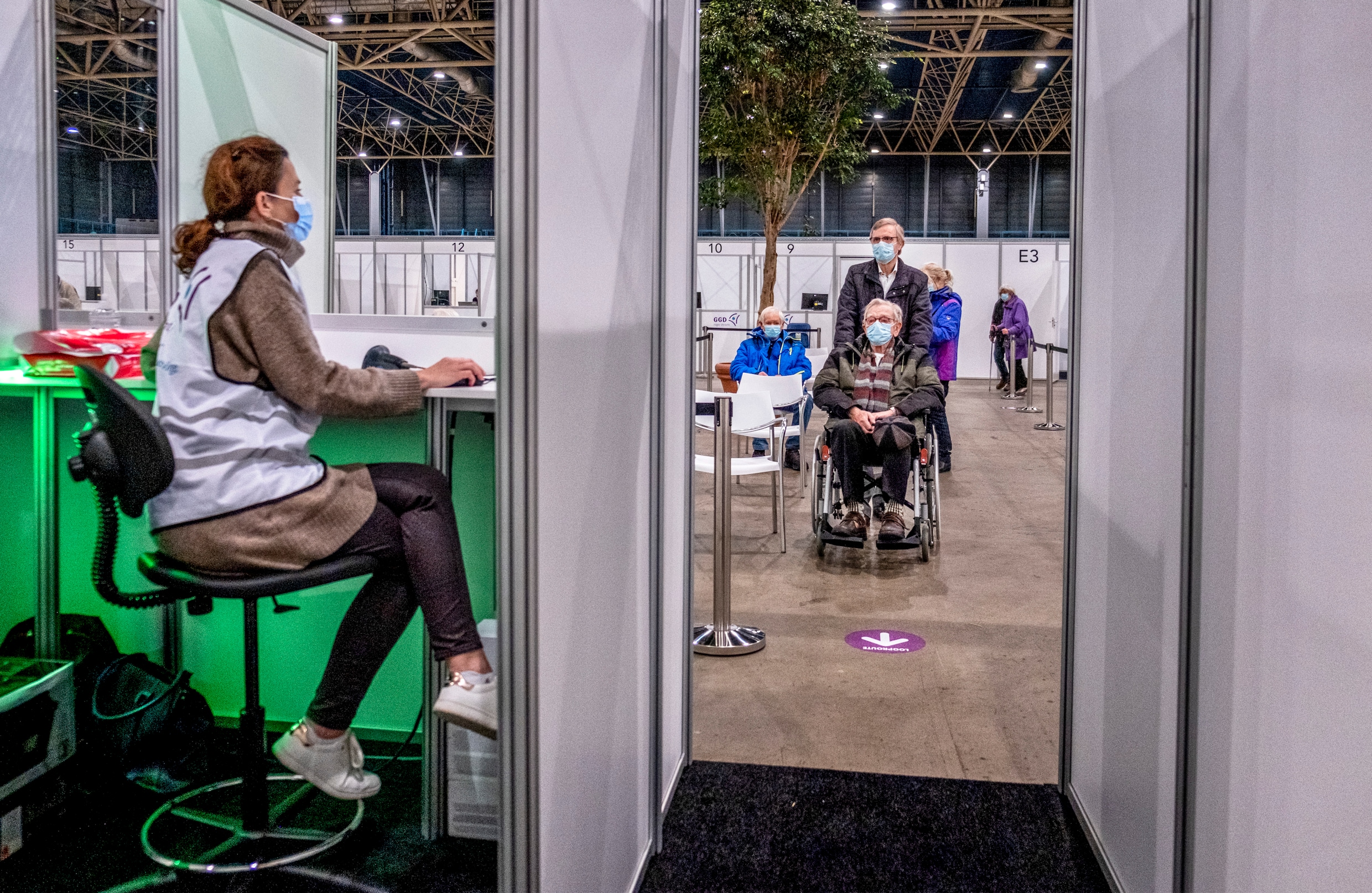 Nieuwe vaccinatiestrategie: jonge zestigers én zorgmedewerkers krijgen ...