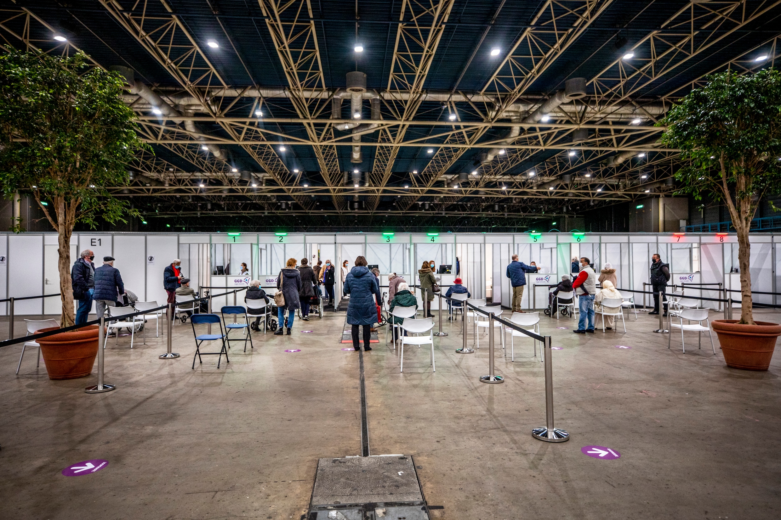 Zal iedereen voor 1 juli een eerste prik hebben gekregen? Het ...