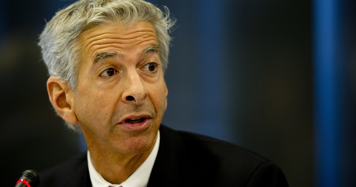 Plasterk: 'Gek dat de aanstichter de broekriem niet hoeft aan te halen ...