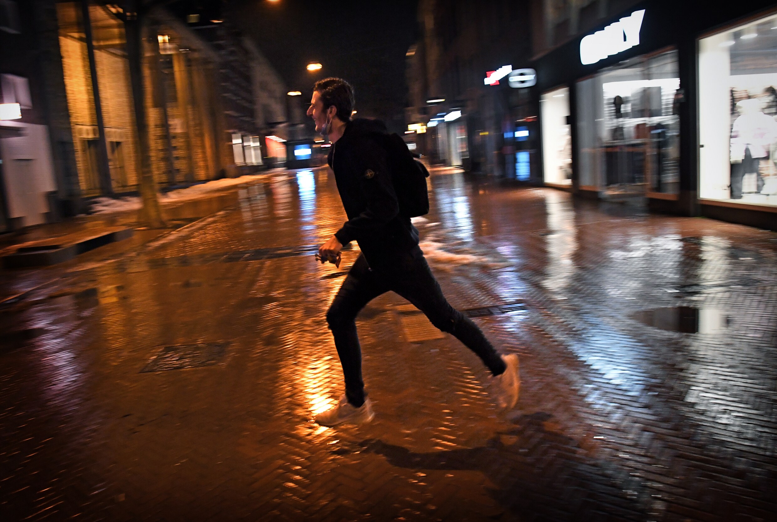 Zo werd de dag een race tegen (en voor) de avondklok | de Volkskrant