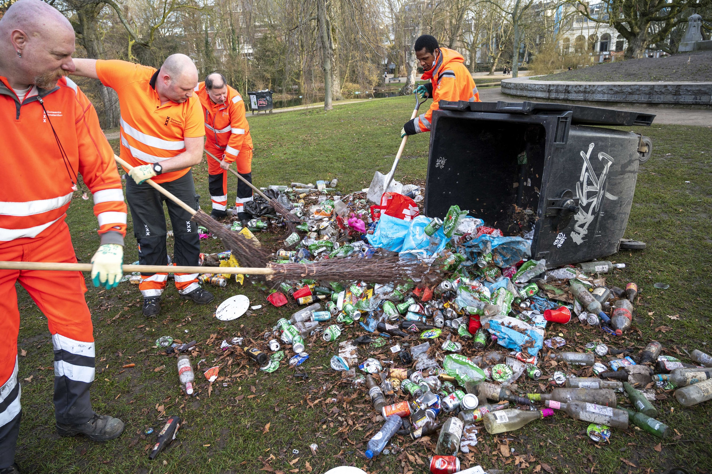 Ook voor jongeren moet gelden: ruim je eigen rommel op | de Volkskrant