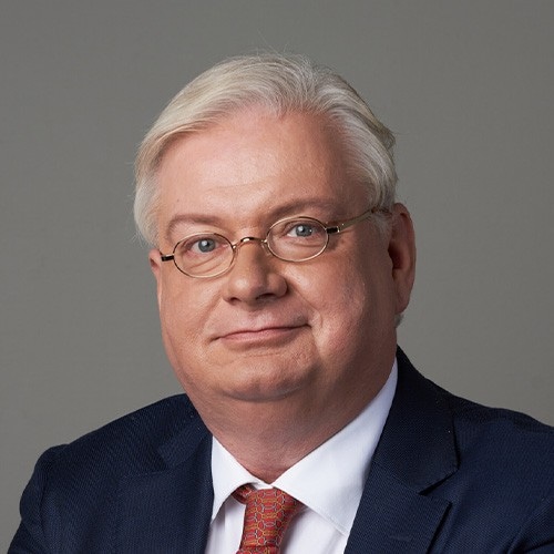 Van Fortuyns chauffeur tot de schrijver van een opzienbarende roman ...