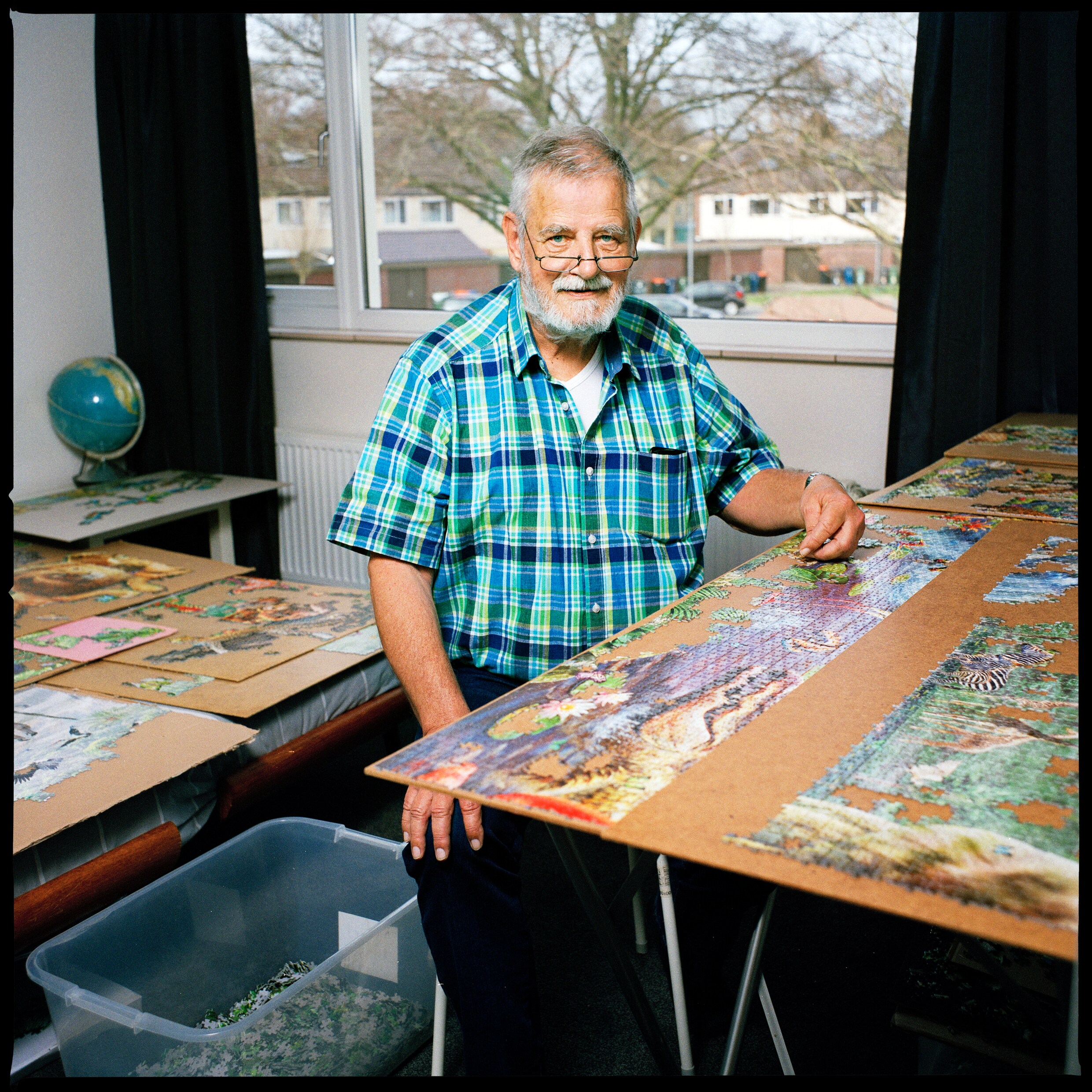 Jan maakt nu een puzzel van 33.600 stukjes, hij is over drieduizend uur ...