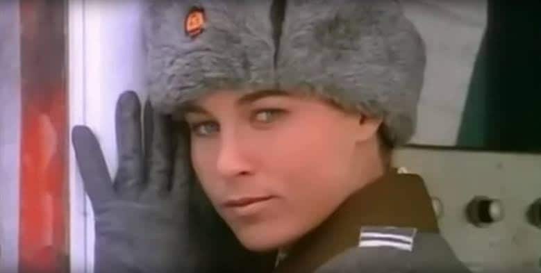 Dankzij de Oost-Duitse grenssoldaat Nikita kreeg Elton John de ...