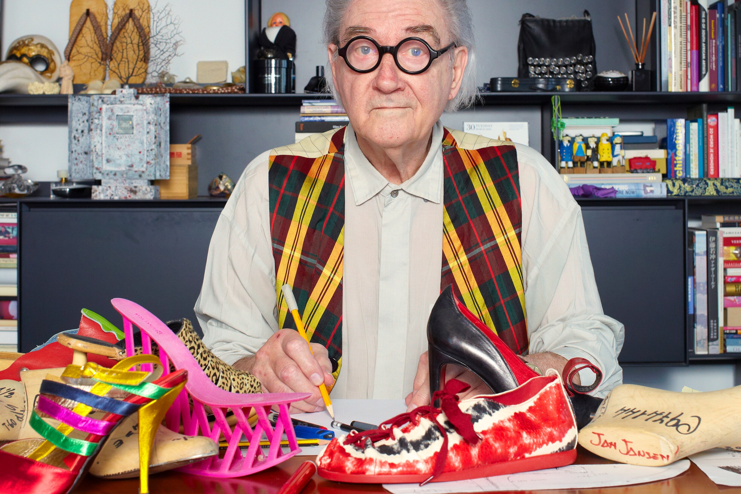 Schoenontwerper Jan Jansen beziet zijn 60-jarige carrière: ‘Het geluid ...