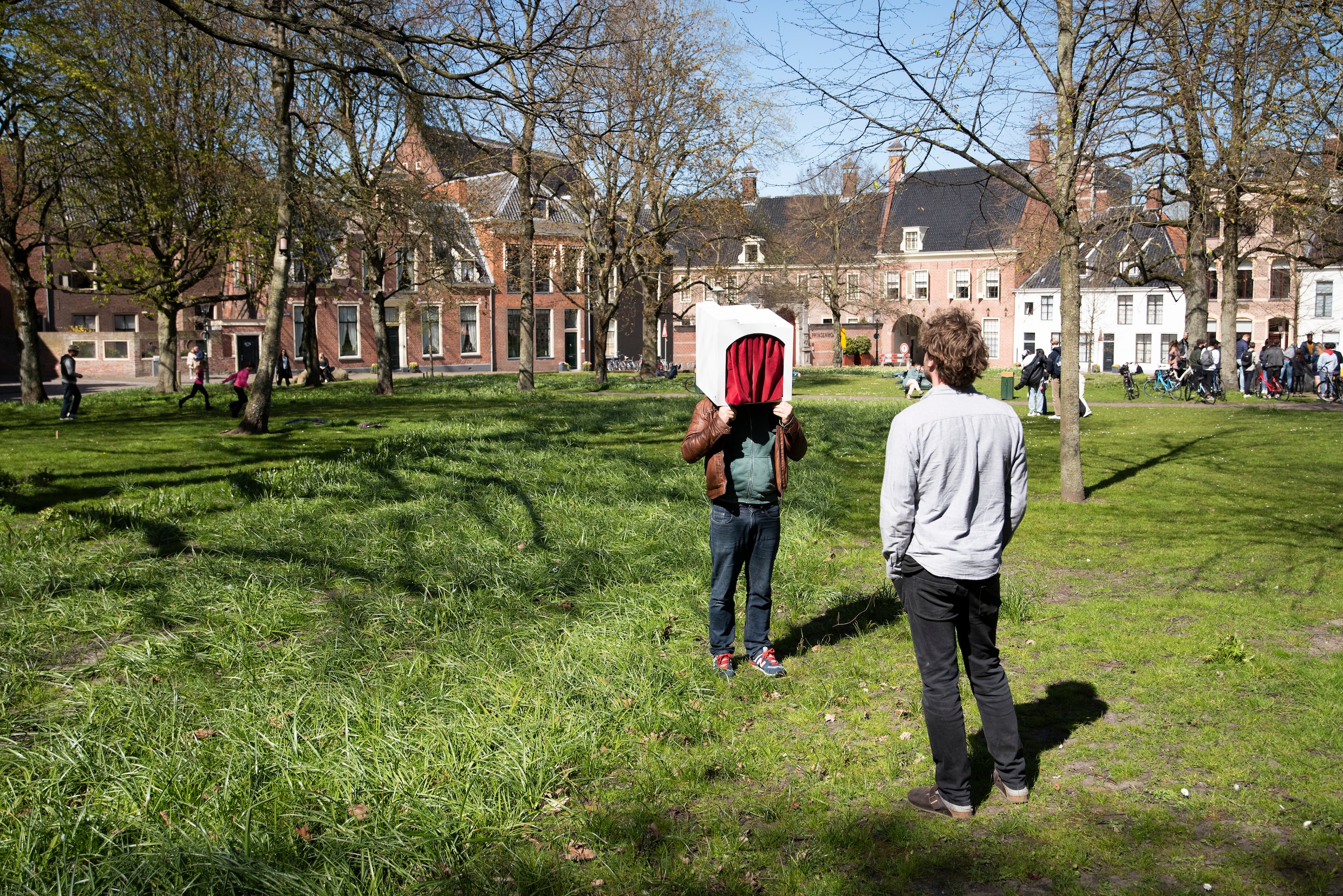 Peer Gynt in een doos op het hoofd van de acteur: het Grand Theatre in ...