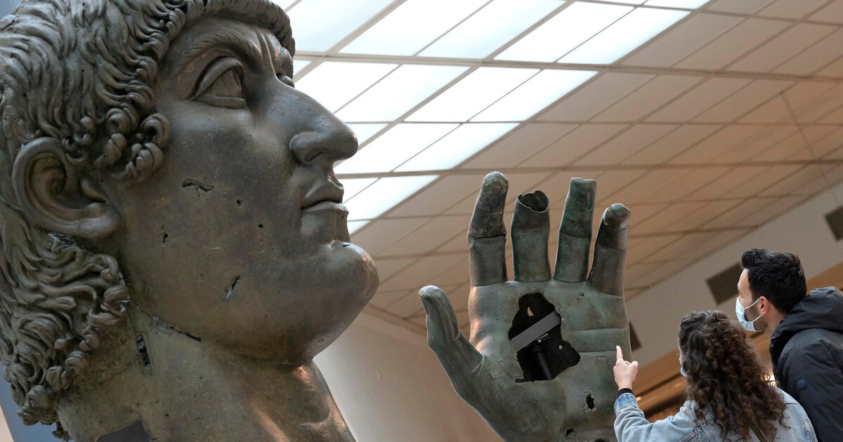 Het reusachtige beeld van de Romeinse keizer Constantijn heeft na 500 ...